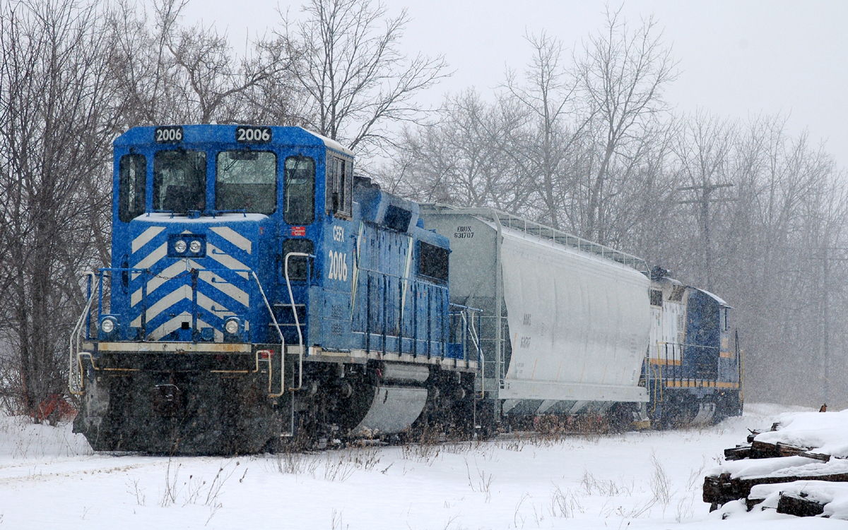 Railpictures.ca - James Gardiner Photo: RLK 4003 and CEFX 2006 run top n tail with one hopper ...