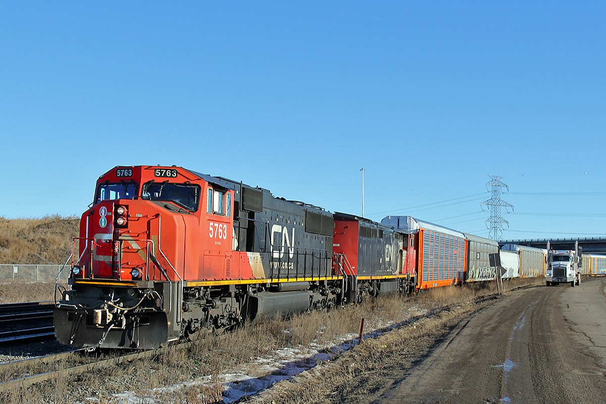 Railpictures.ca - colin arnot Photo: SD75I CN 5763 and DASH 8-40CM ease down the yard lead at ...