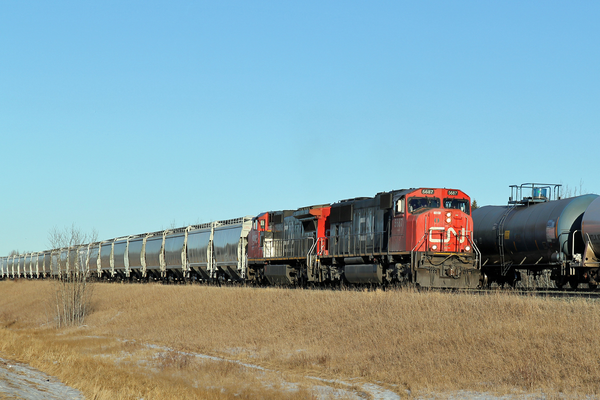 Railpictures.ca - colin arnot Photo: SD75I CN 5687 and DASH 8-44CW CN 2187 head east through ...