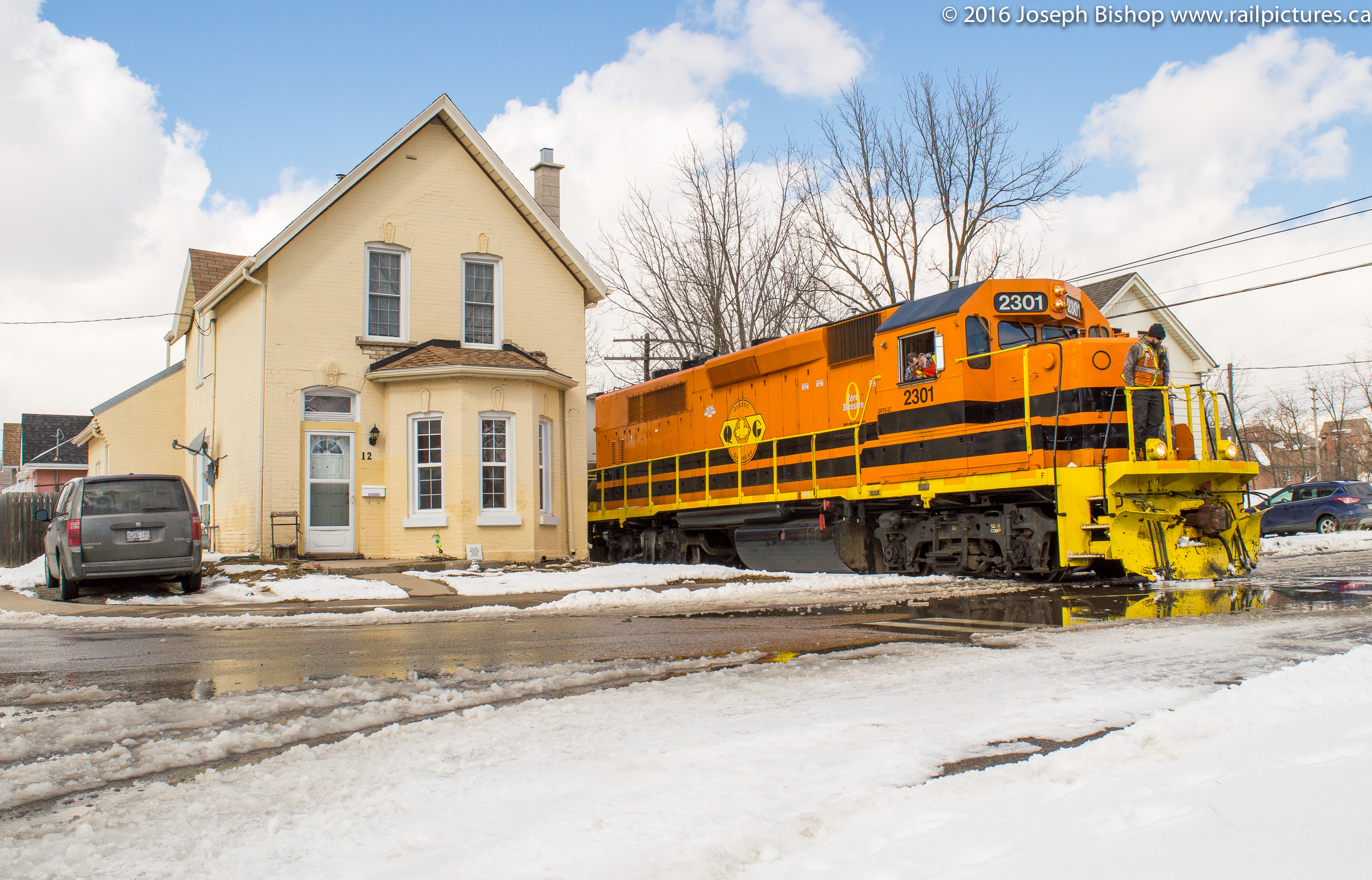 Railpictures.ca - Joseph Bishop Photo: RLHH 496 makes their way past # 12 Port Street in ...