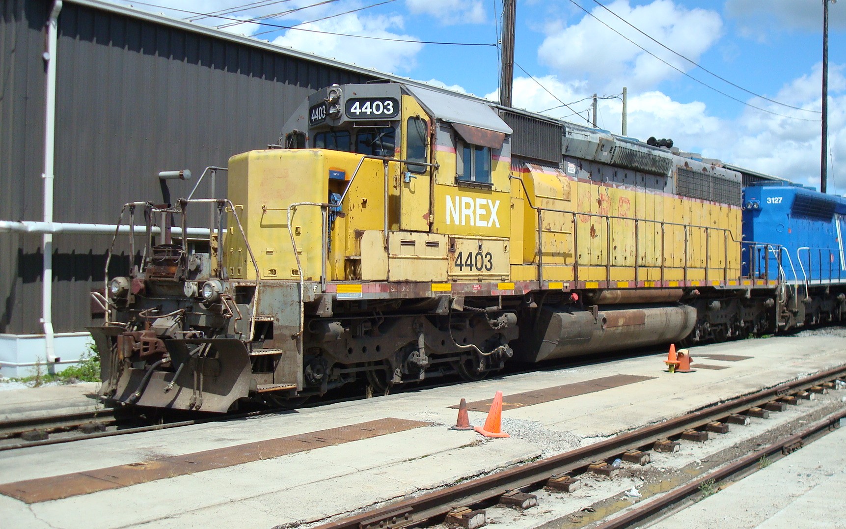 Railpictures.ca - Paul Santos Photo: Look closely and you can see the CP Rail lettering in red ...