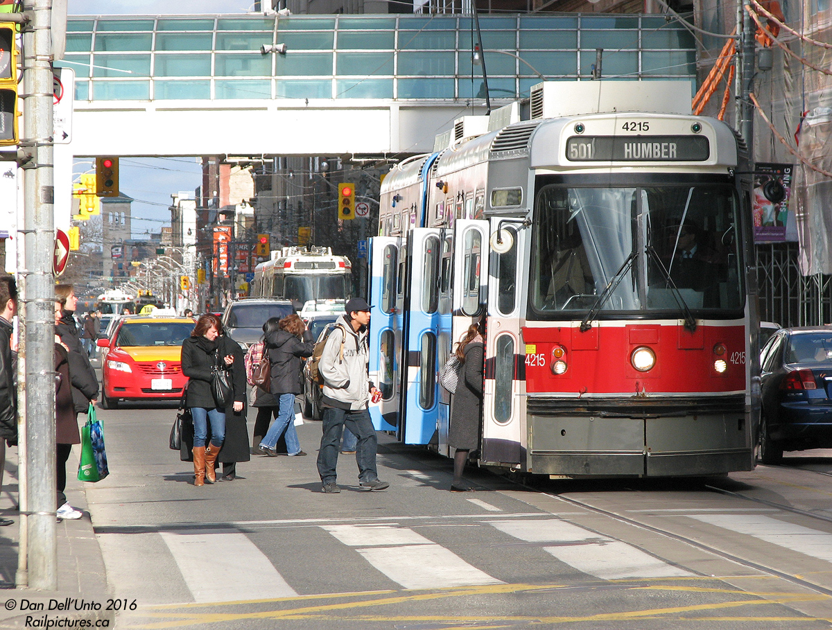 Railpictures.ca - MrDan Photo: The 501 Queen route during rush hour can be a busy line ...