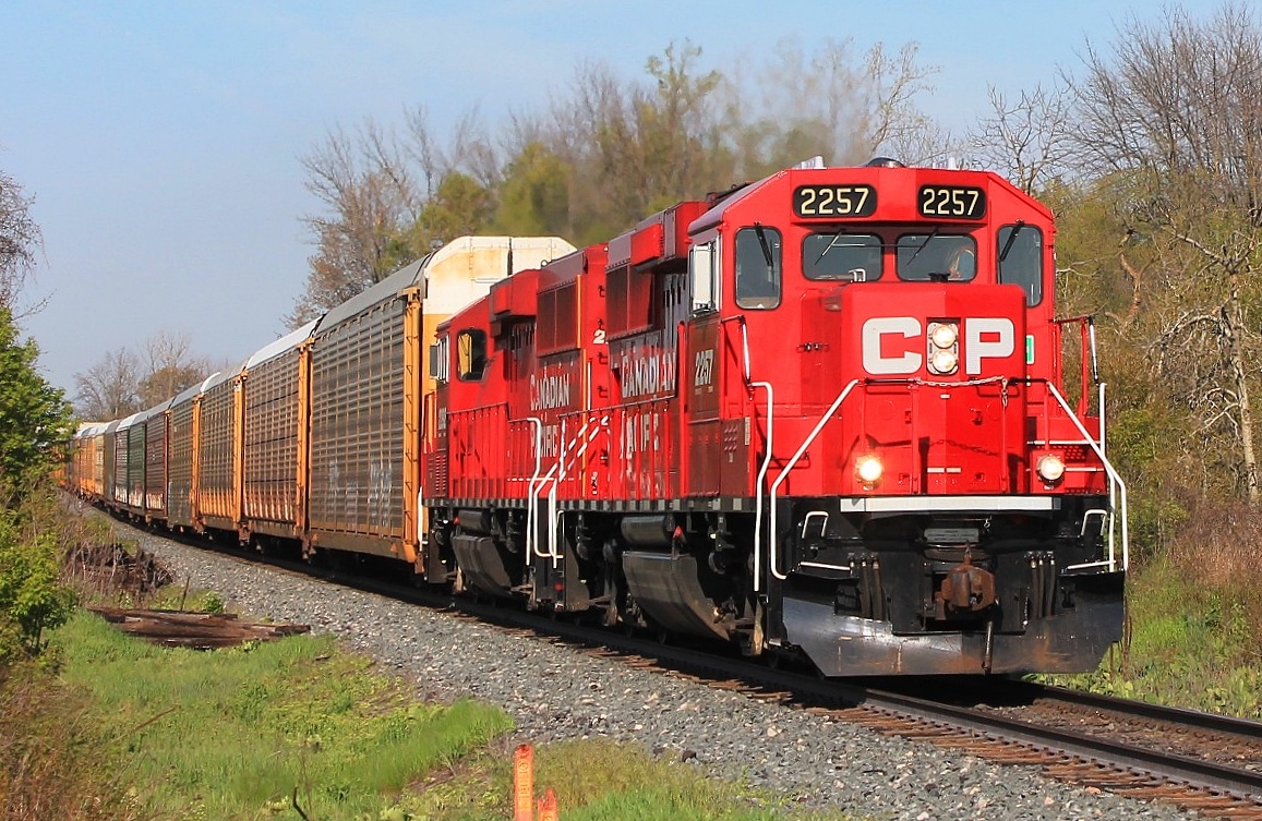 Railpictures.ca - John Lowes Photo: CP 2257 & 2292 race east with a string of autoracks towards ...