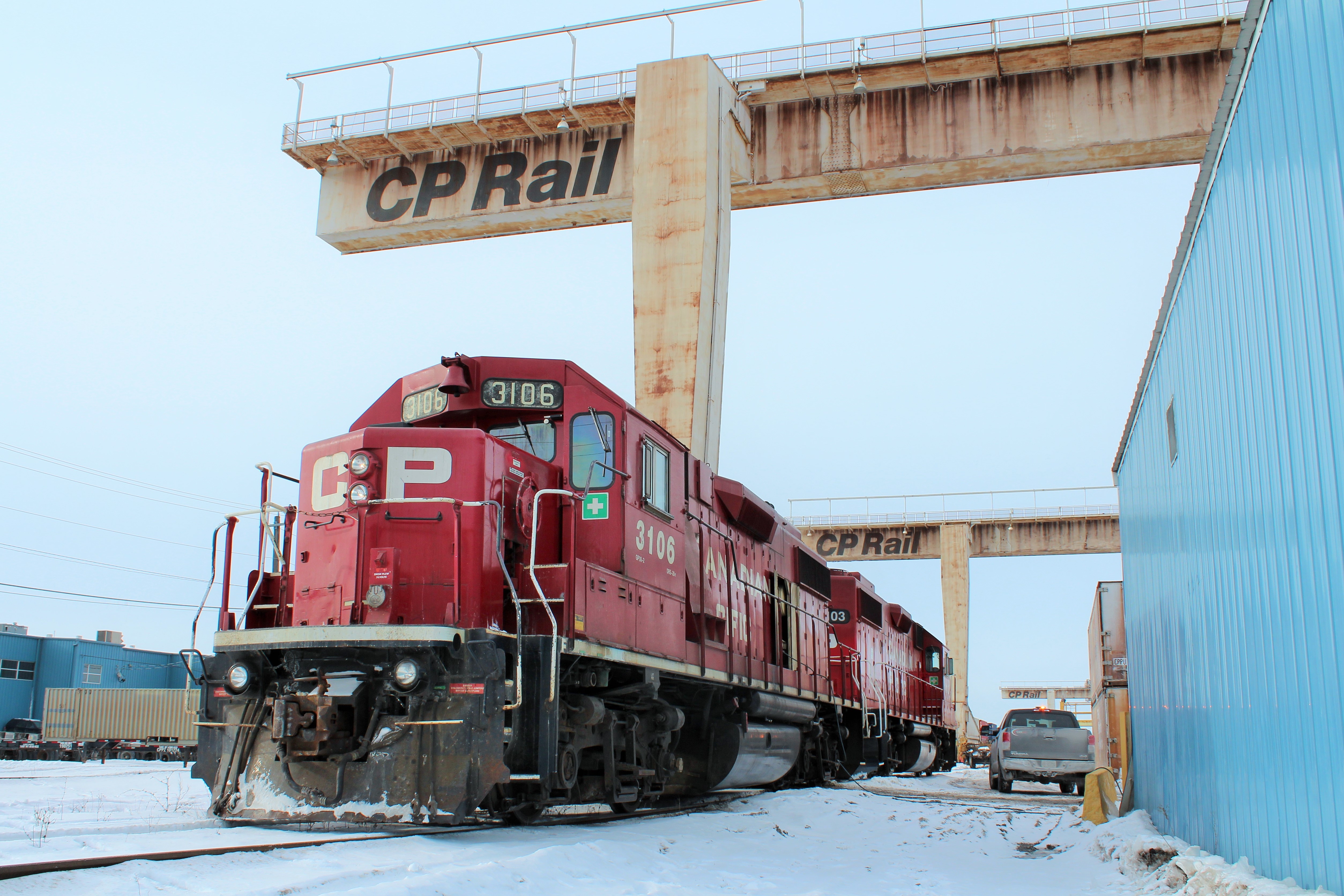 Railpictures.ca - Paul Santos Photo: Parked under the huge electric overhead cranes at Vaughan ...