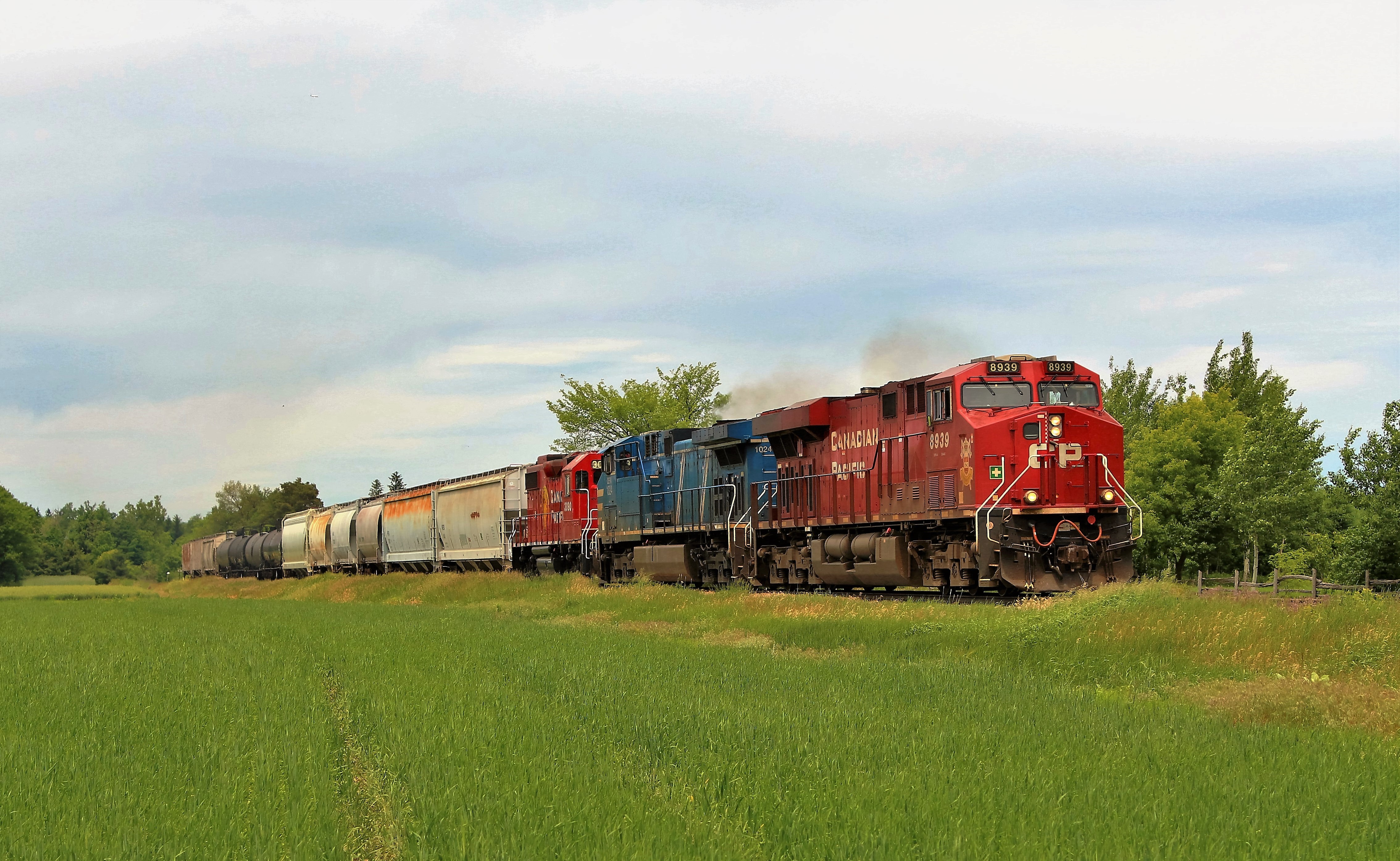 Railpictures.ca - BPurdy Photo: Todays CP 254 had a special leader in CP 8939 (ES44AC) bearing ...
