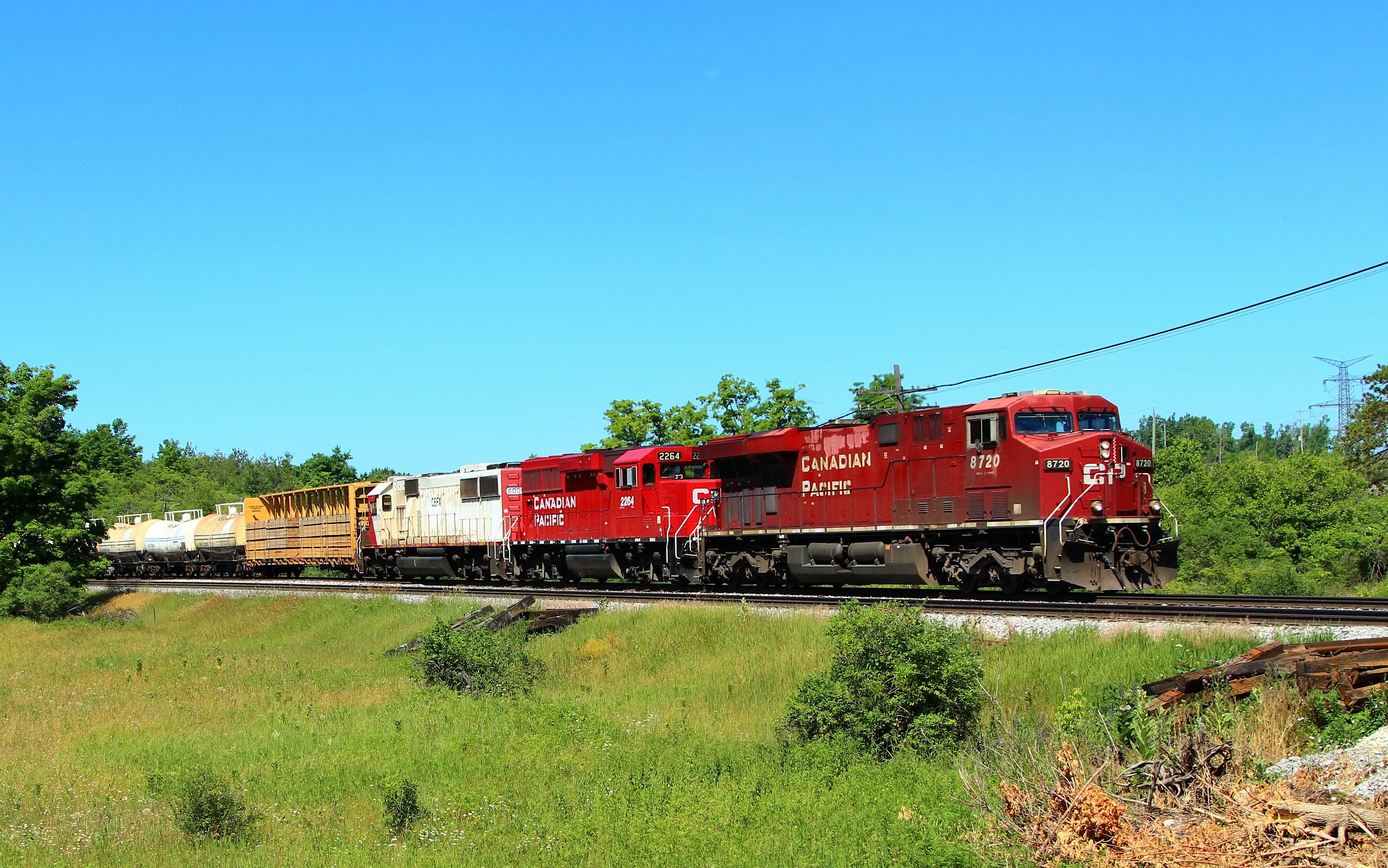 Railpictures.ca - BPurdy Photo: We find a very interesting lash up on todays CP 242 with CP 8720 ...