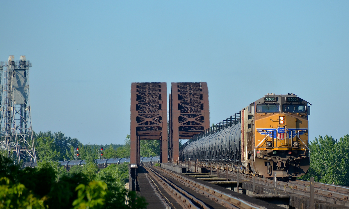 Railpictures.ca - Michael Berry Photo: UP DPU over the river. UP 5360 is the rear DPU on ethanol ...