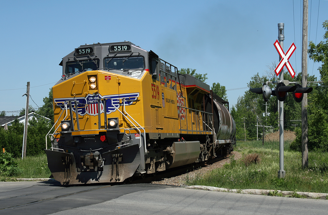 Railpictures.ca - Rob Eull Photo: CP train 550 swings southward onto the Lacolle Sub after a ...