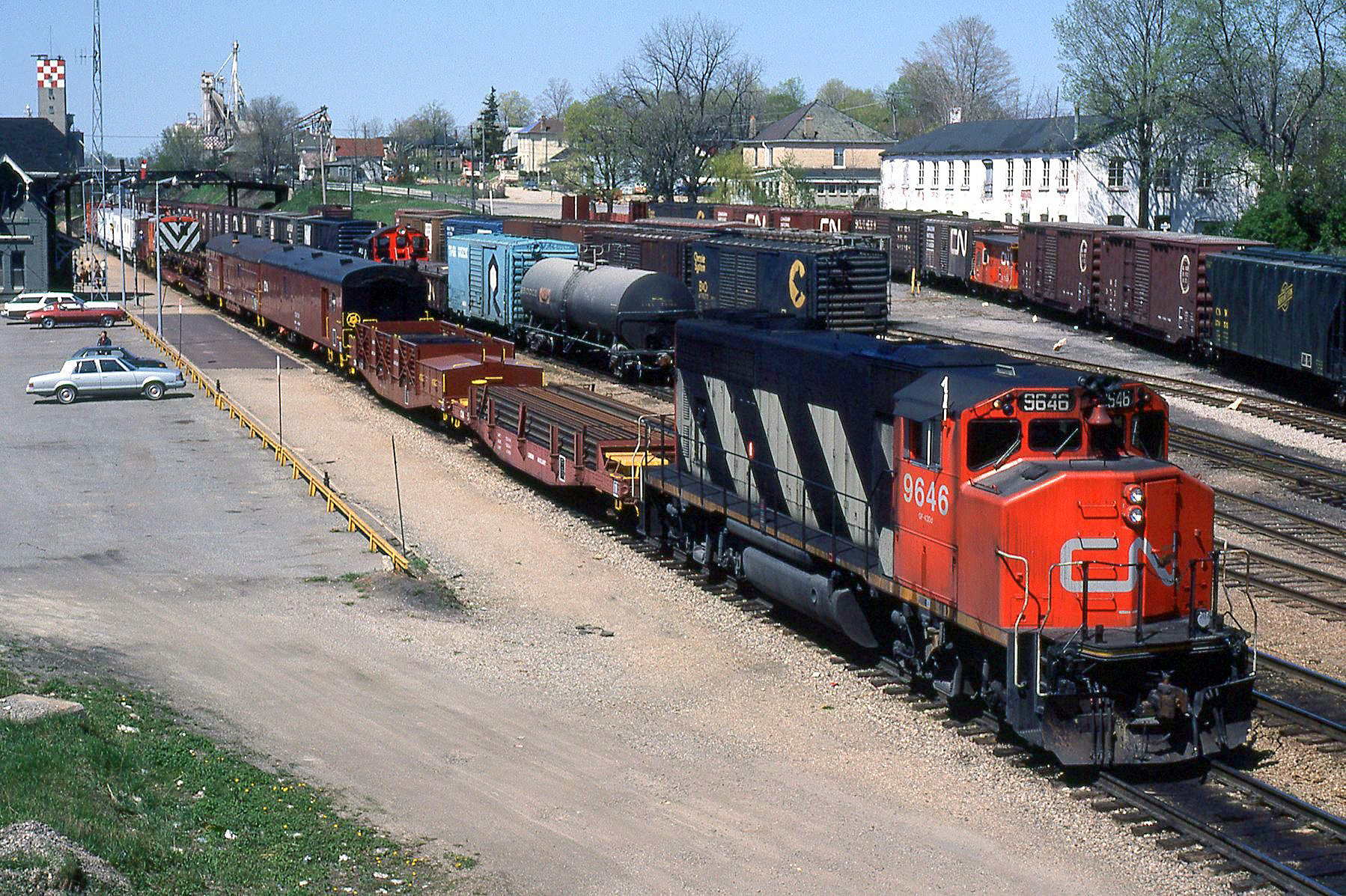 Railpictures.ca - Bill Thomson Photo: CN GP40-2L(W) 9646 handles the London Auxiliary past ...