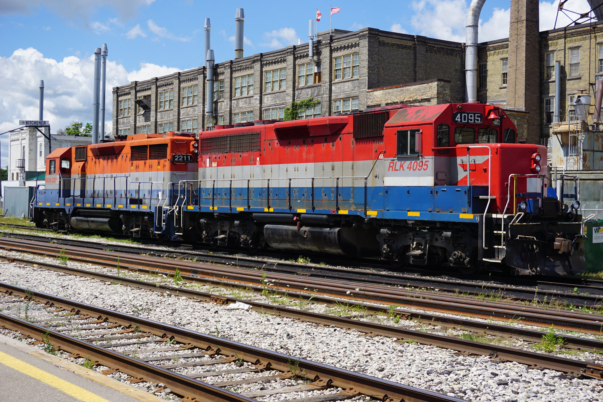 Railpictures.ca - Brian Bui Photo: Back in August when 2211 was still with 4095. Now 4095 is ...