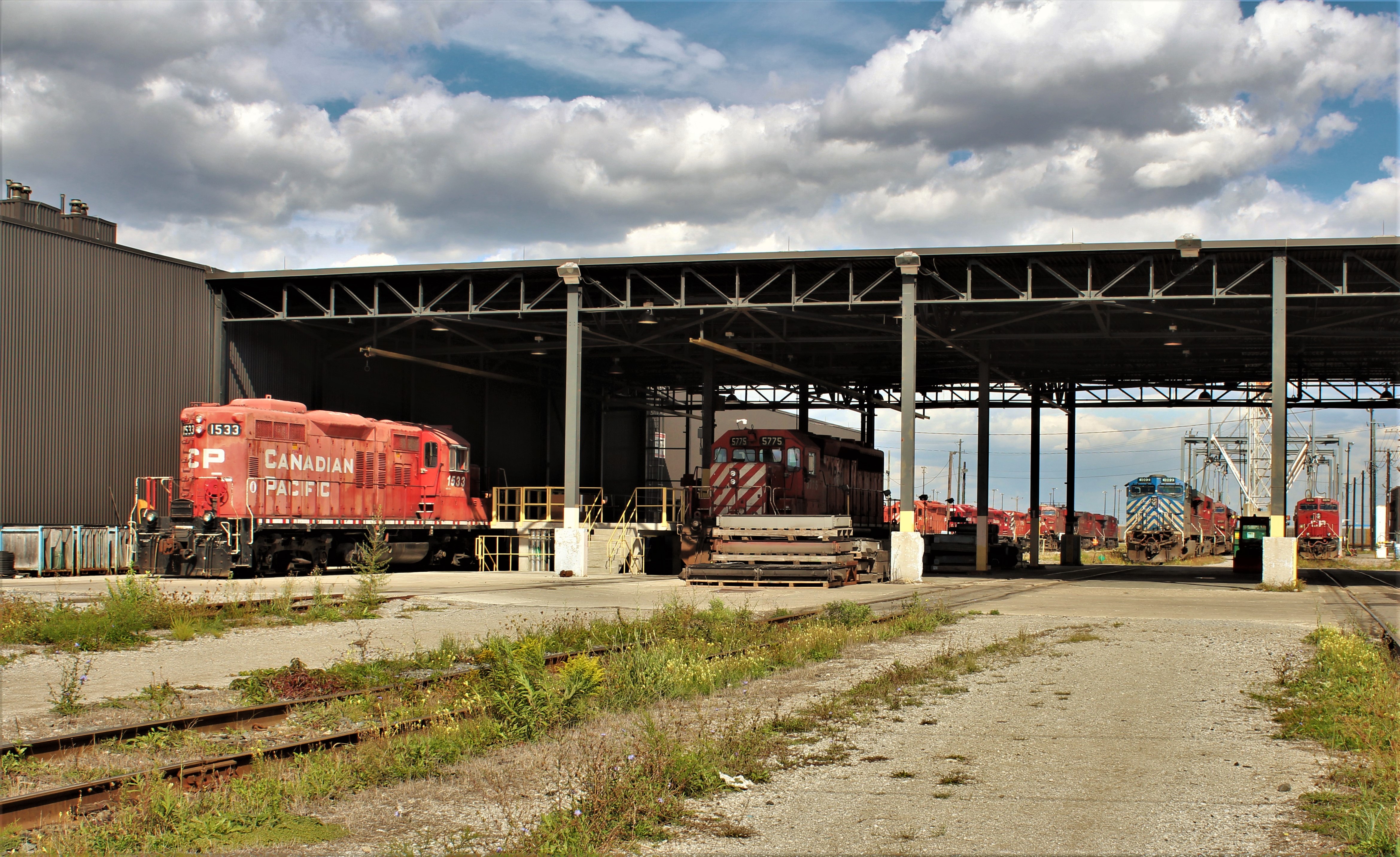Railpictures.ca - Paul Santos Photo: GP9u 1533 and SD40-2 5775 occupy the 2 service pit tracks ...