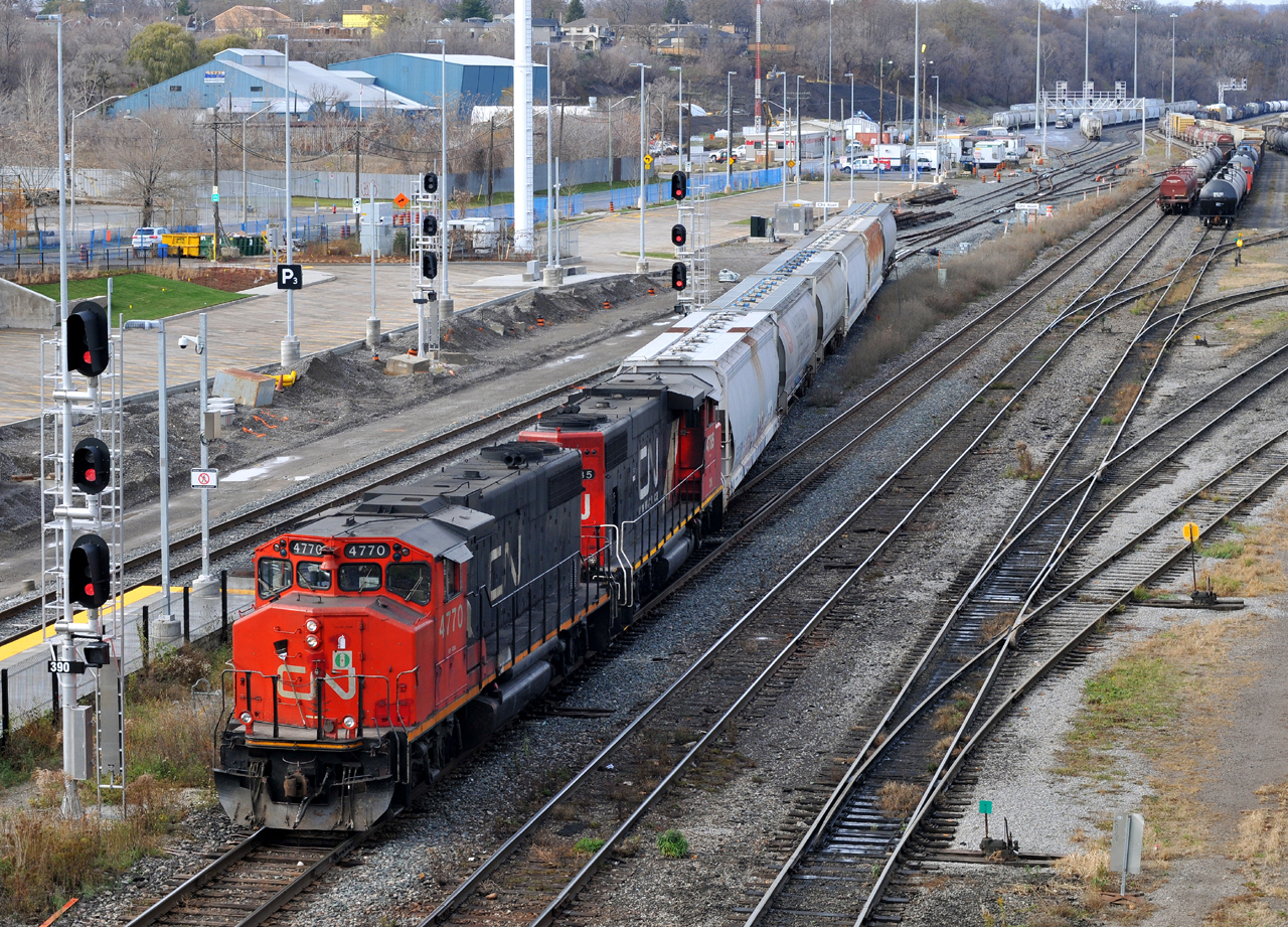 Railpictures.ca - James Gardiner Photo: L55031 26 heads to switch CargoFlo with CN 4770, CN 4785 ...