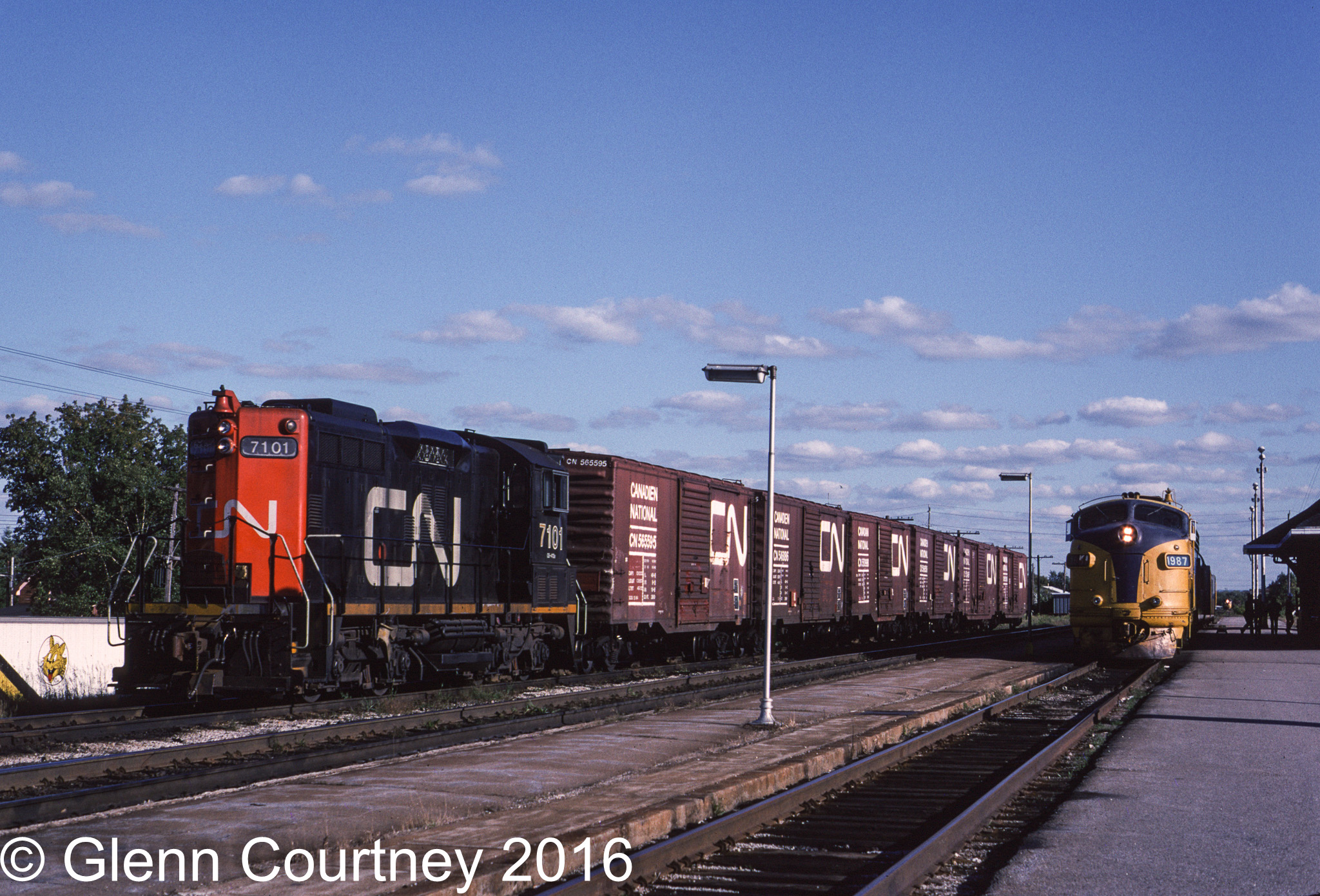 Railpictures.ca - Glenn Courtney Photo: The crew on CN 7101 is taking a break from switching ...