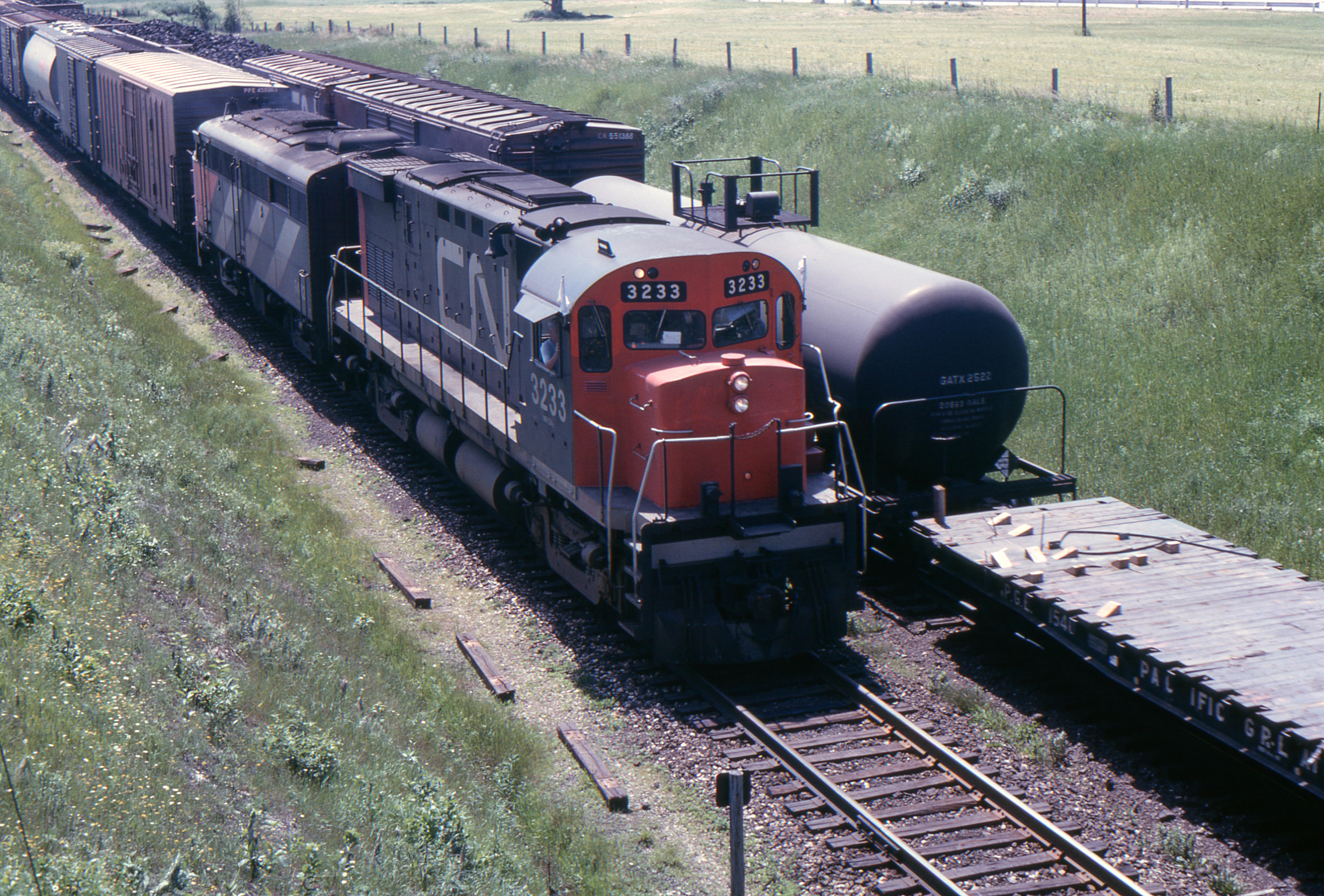 Railpictures.ca - Doug Hately Photo: A CN eastbound with C-424 3233 and FA-2 9432 is about to ...