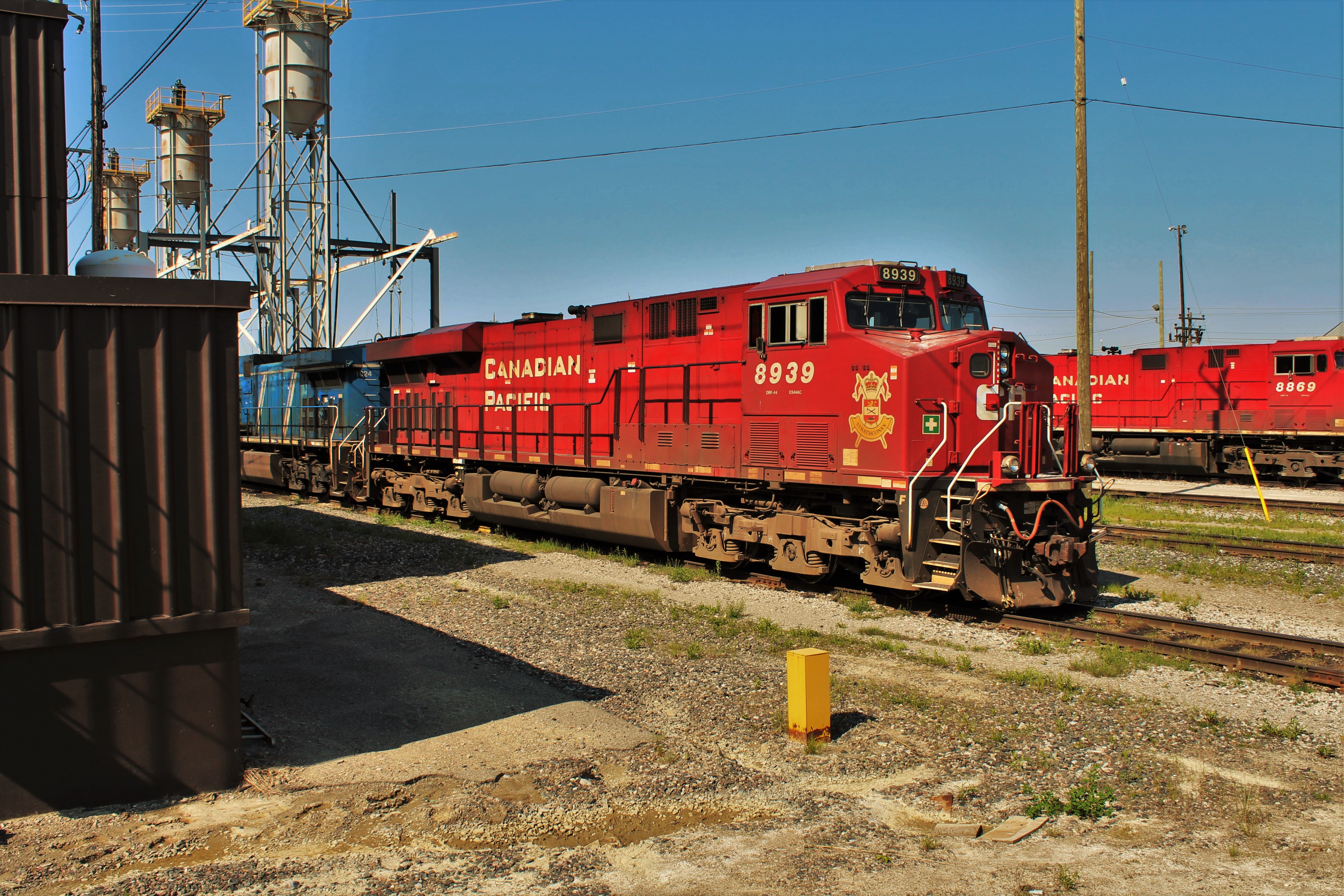 Railpictures.ca - Paul Santos Photo: The Strathconas ES44AC sits east of the locomotive ...