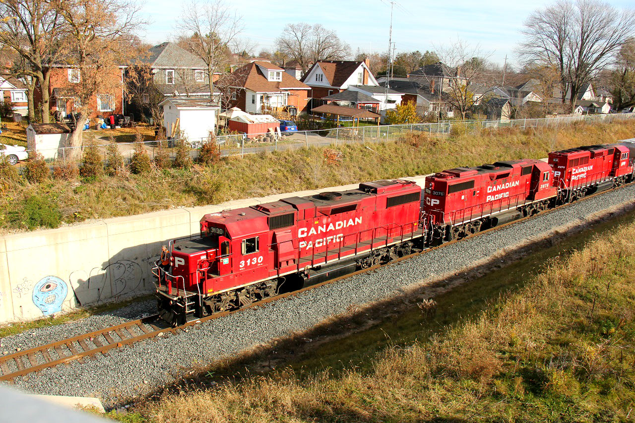 Railpictures.ca - Kevin Flood Photo: The Wolverton Turn with CP 3130, CP 3076 and CP 2270 heads ...