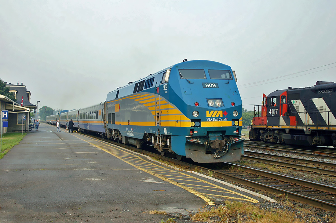 Railpictures.ca - Roger Lalonde Photo: VIA Rail GE P42DC 909, leads eastbound Toronto-Montreal ...