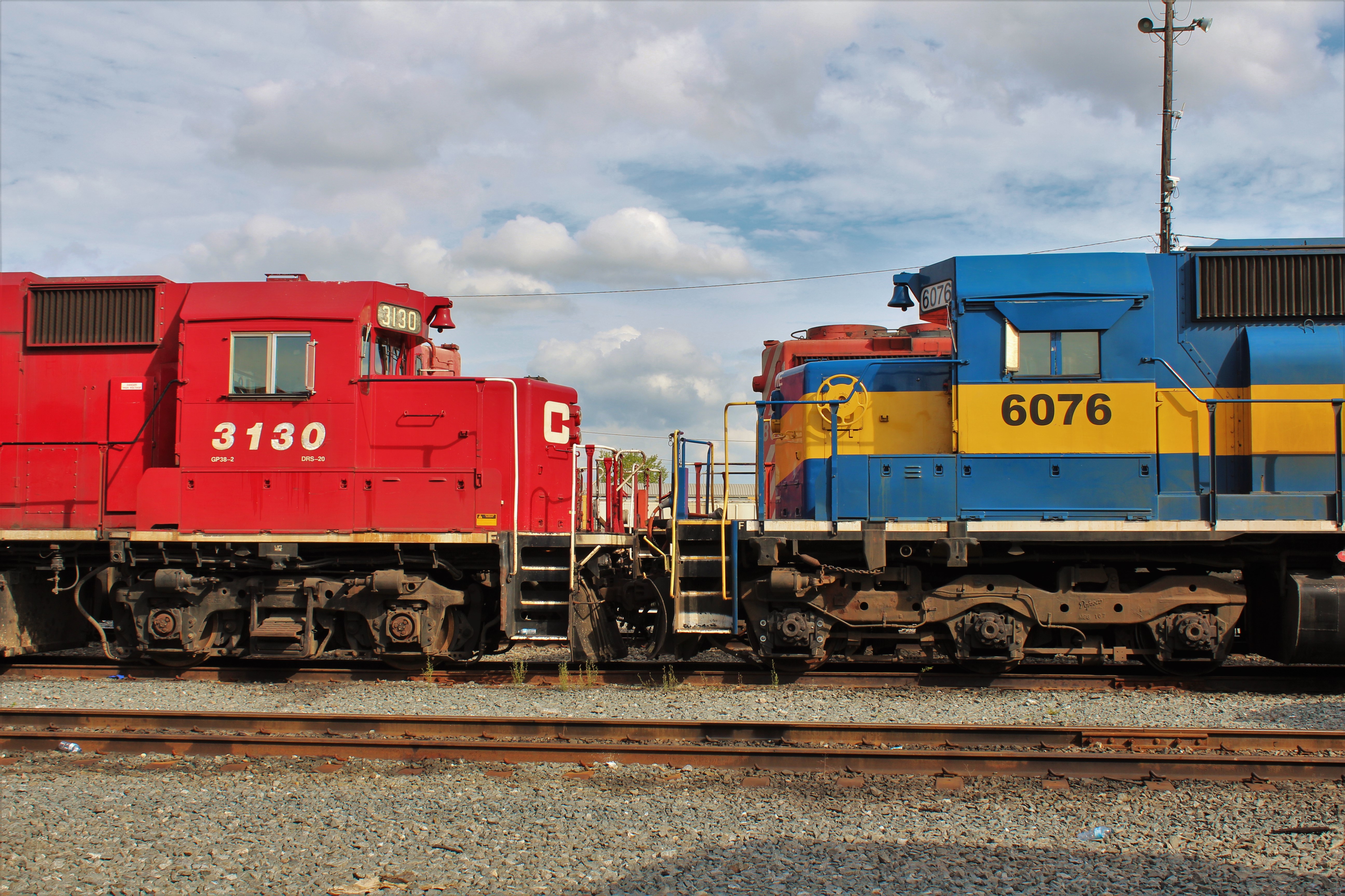 Railpictures.ca - Paul Santos Photo: CP GP38-2 nose to nose with ex CP SD40-2 5557 now DME 6076 ...