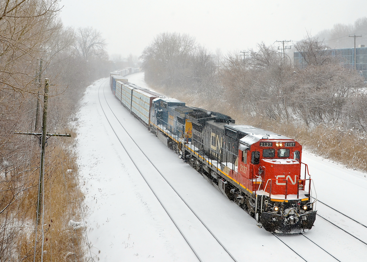 Railpictures.ca - Michael Berry Photo: Dash8-40C CN 2127 & Dash8-40CW CSXT 7794 lead CN X324 on ...