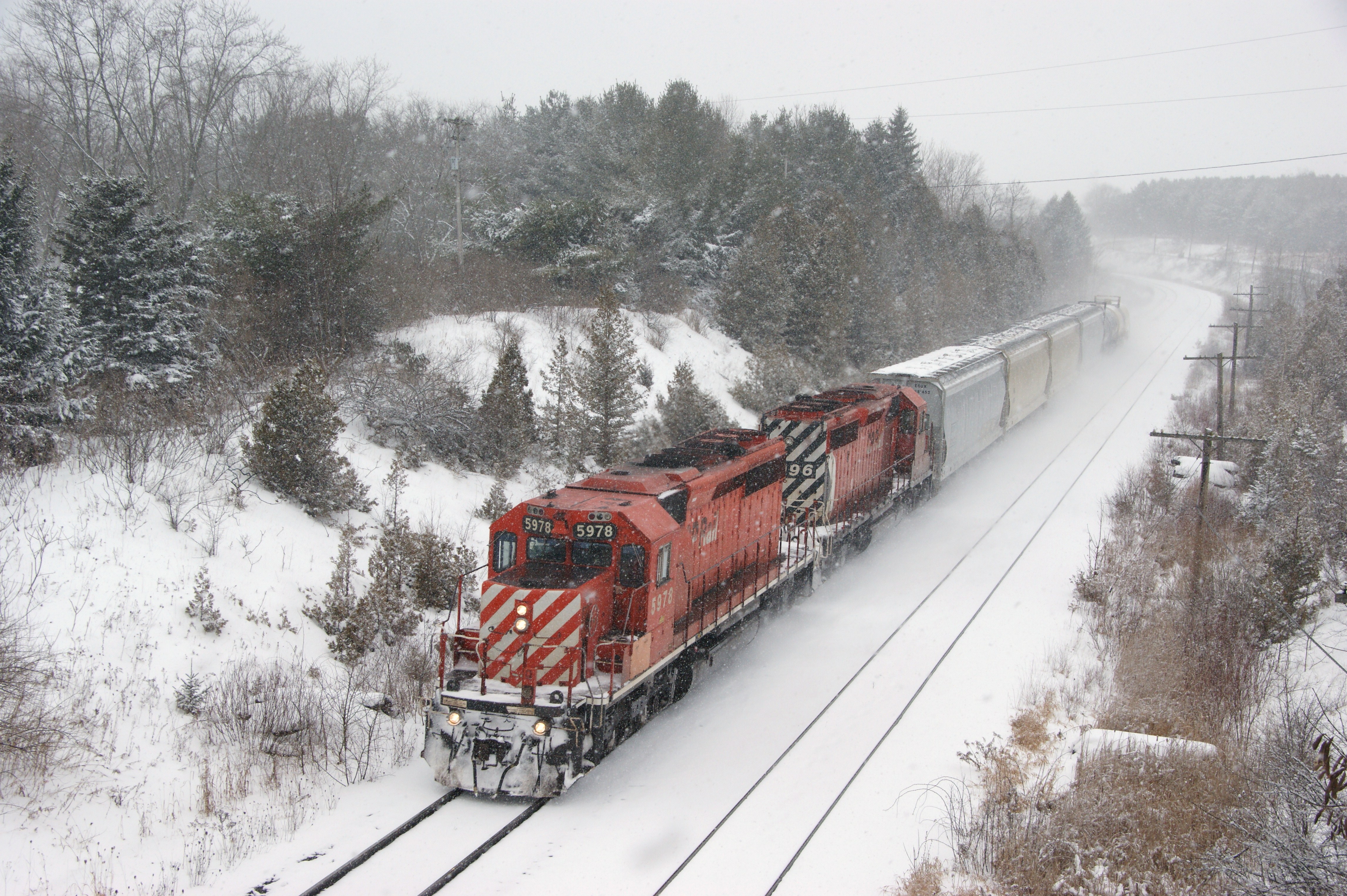 Railpictures.ca - Glenn Cherry Photo: A pair of SD40-2′s led by CP 5978 slowly canter eastward ...