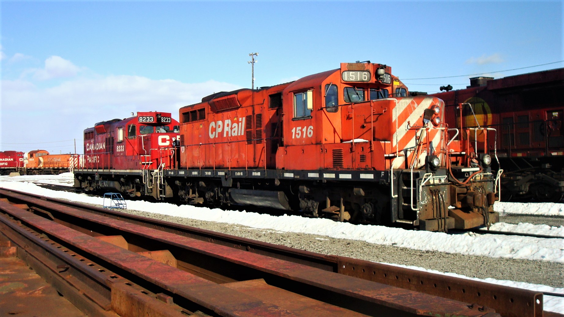 Railpictures.ca - Paul Santos Photo: GP9u’s 1516 & 8233 come in for a breather after working in ...