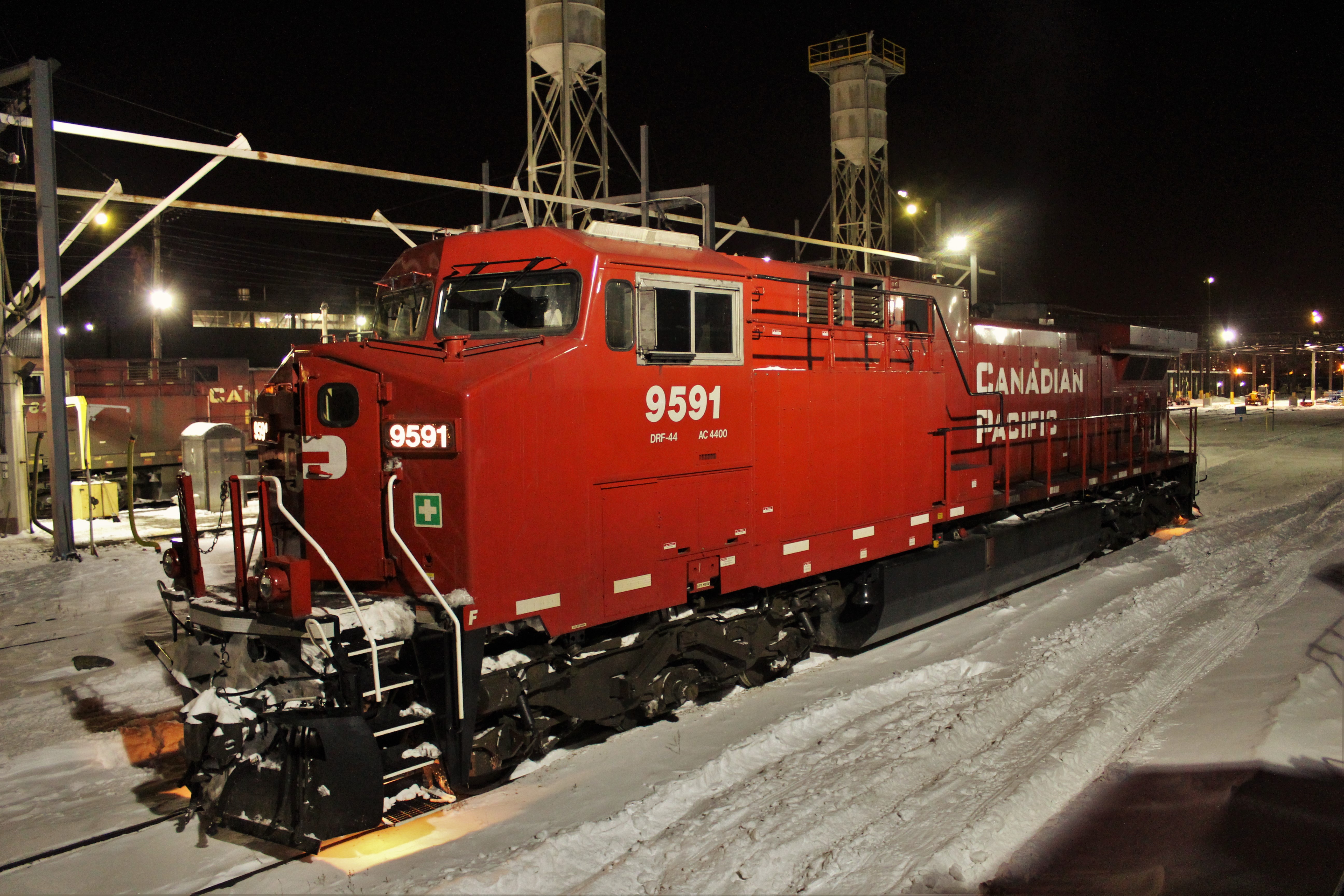 Railpictures.ca - Paul Santos Photo: Sporting a shiny new paint job to replace it’s faded “Dual ...