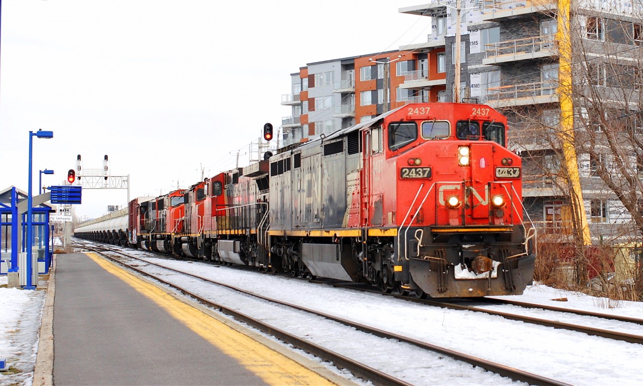 Railpictures.ca - Jean-Pierre Brossard Photo: CN-2437 a Ge-C-40-8m leading loco of 5 locos ...