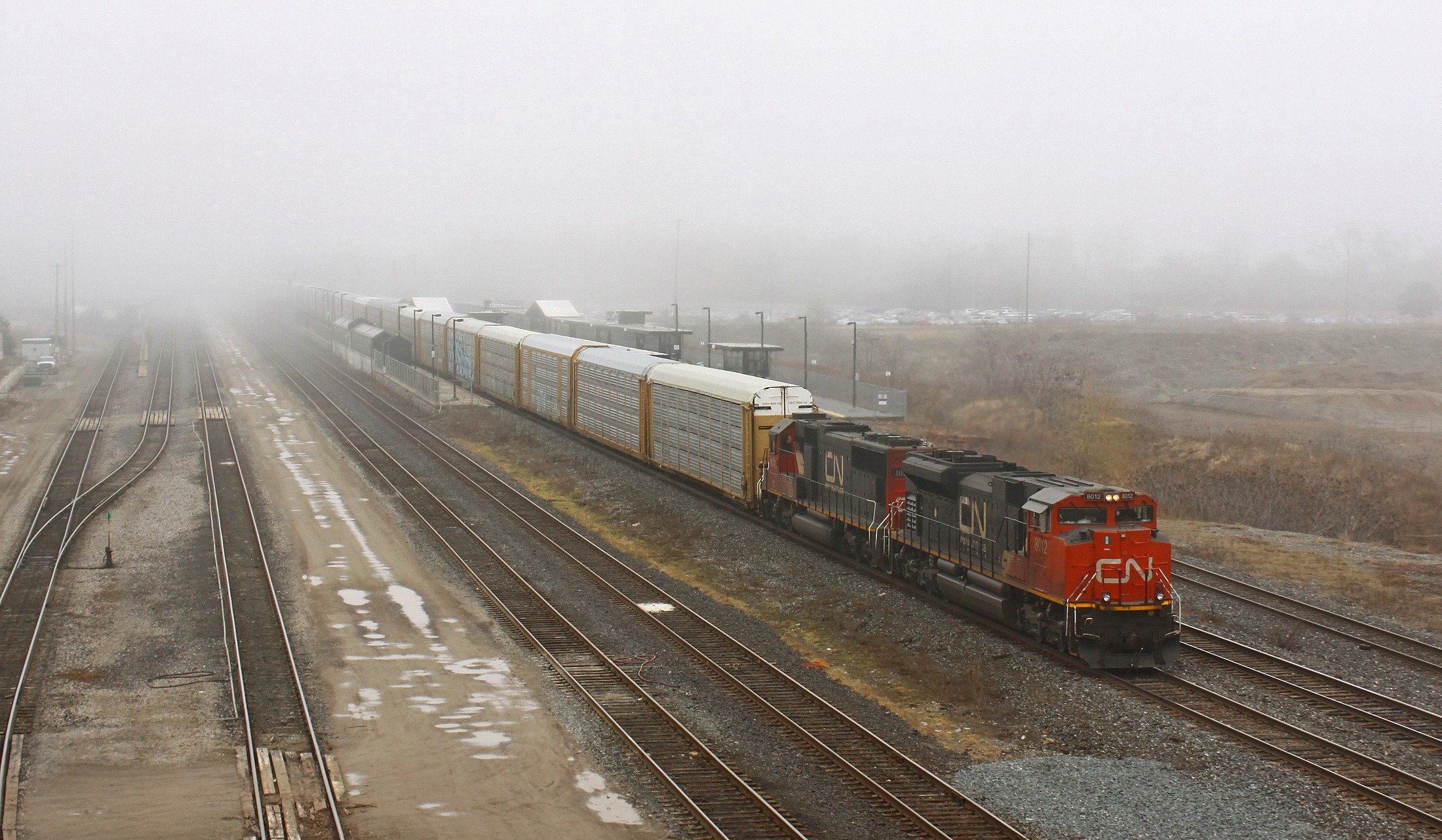 Railpictures.ca - Mark MacCauley Photo: The fog and CN 8012 simultaneously roll into Aldershot ...