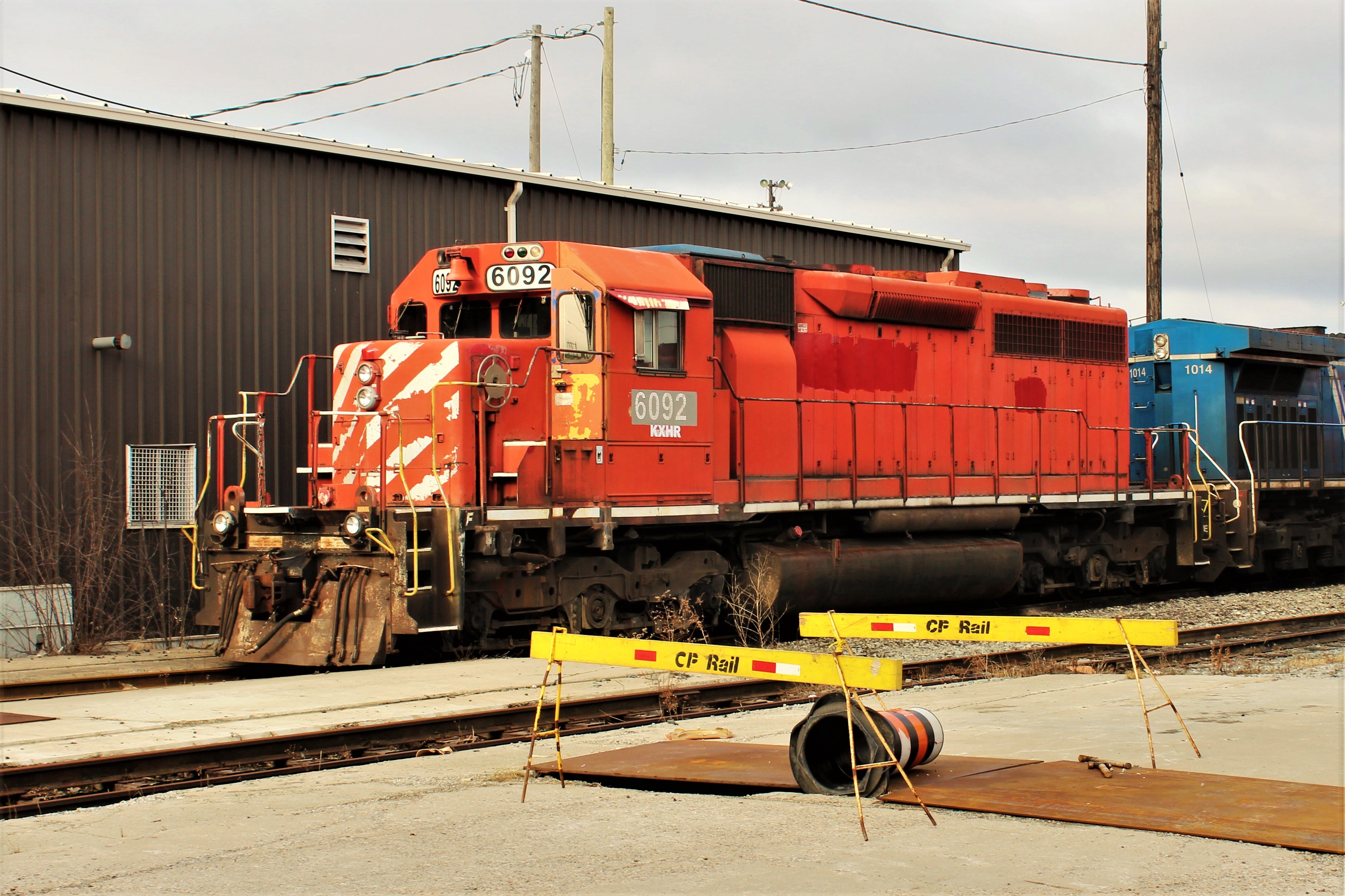 Railpictures.ca - Paul Santos Photo: Now KLWX 6092,KXHR 6092 was DME 6092 and previous to that ...
