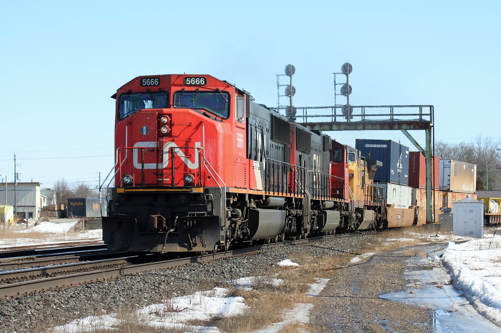 Railpictures.ca - Jason Noe Photo: CN SD75I 5666 leads train Q149 under the signal bridge at ...