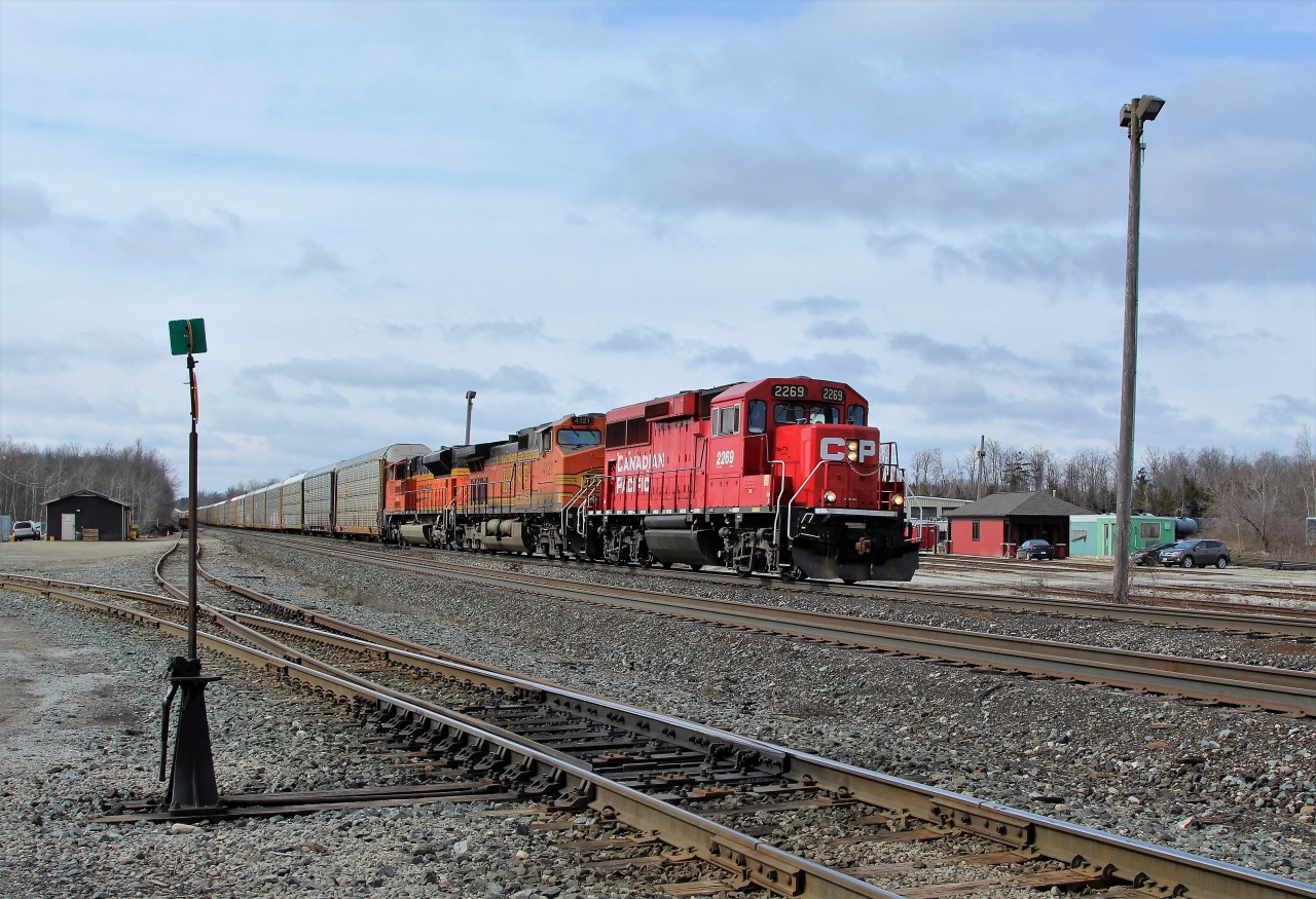 Railpictures.ca - BPurdy Photo: A nice trio of CP 2269 , BNSF 4121 and BNSF 9040 roll through ...