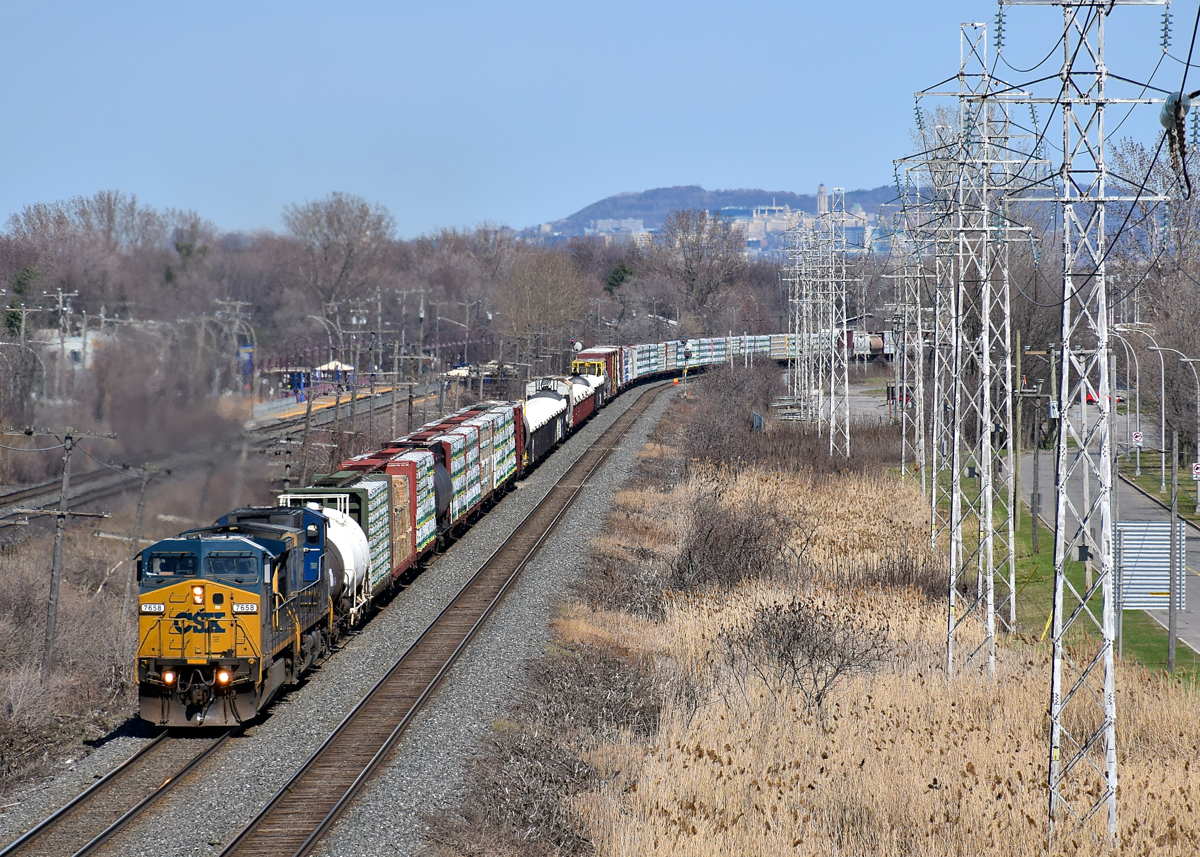 Railpictures.ca - Michael Berry Photo: Dash8-40CW CSXT 7658 is in charge of CN 327 as it rounds ...