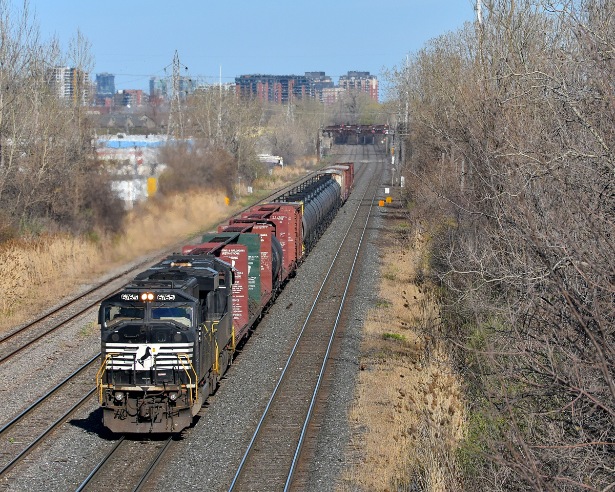Railpictures.ca - Michael Berry Photo: Ex-Conrail SD60M NS 6765 (originally CR 5504) leads NS ...