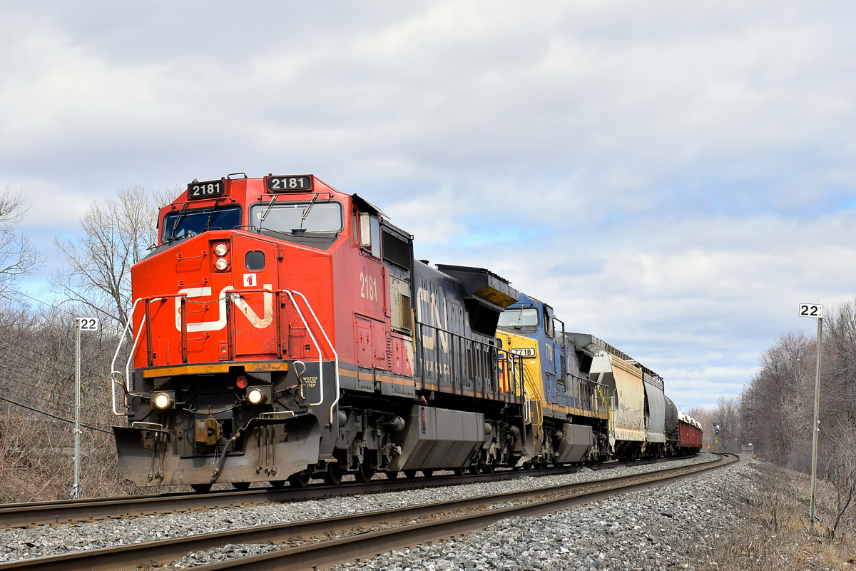 Railpictures.ca - Michael Berry Photo: CN and CSX Dash8-40CW’s (CN 2181 & CSXT 7718) team up to ...