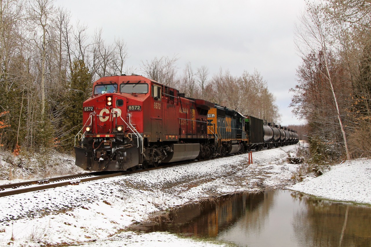 Railpictures.ca - BPurdy Photo: CP 8572 with CSX 8153 (SD40-2) prepare to cross the Milburough ...