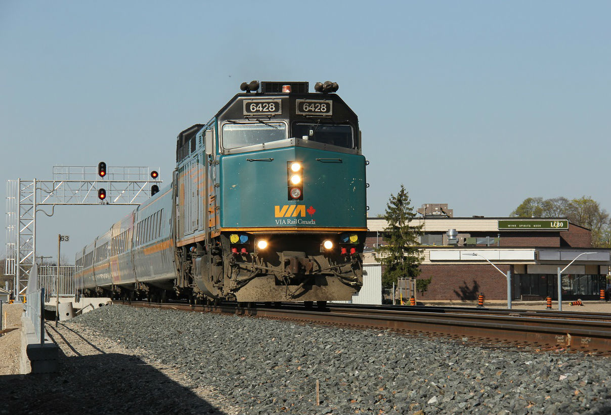Railpictures.ca - Kevin Flood Photo: VIA 84 with VIA 6428 approaches the Kitchener VIA station ...
