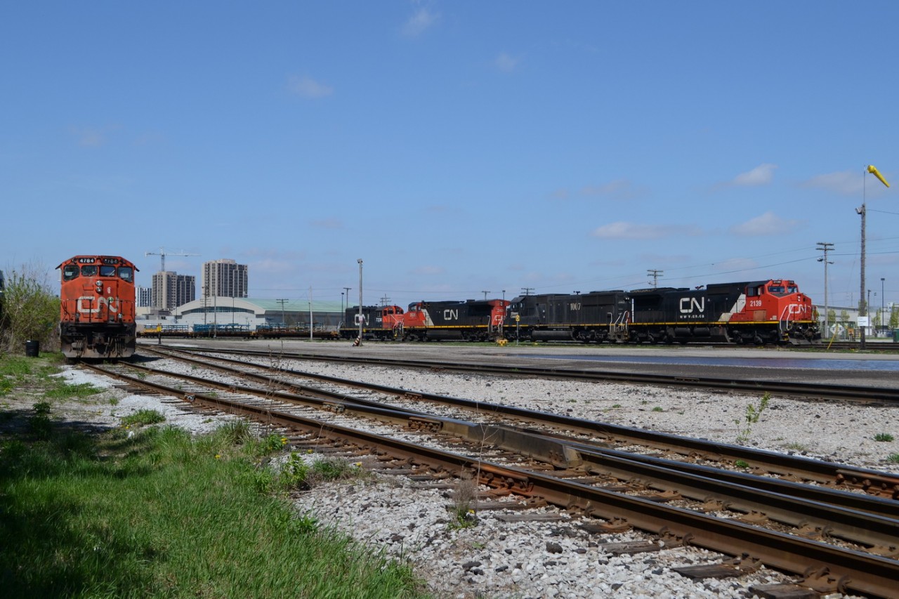 Railpictures.ca - Ian Deck Photo: CN train 509, pulls into London Yard with a nice batch of ...