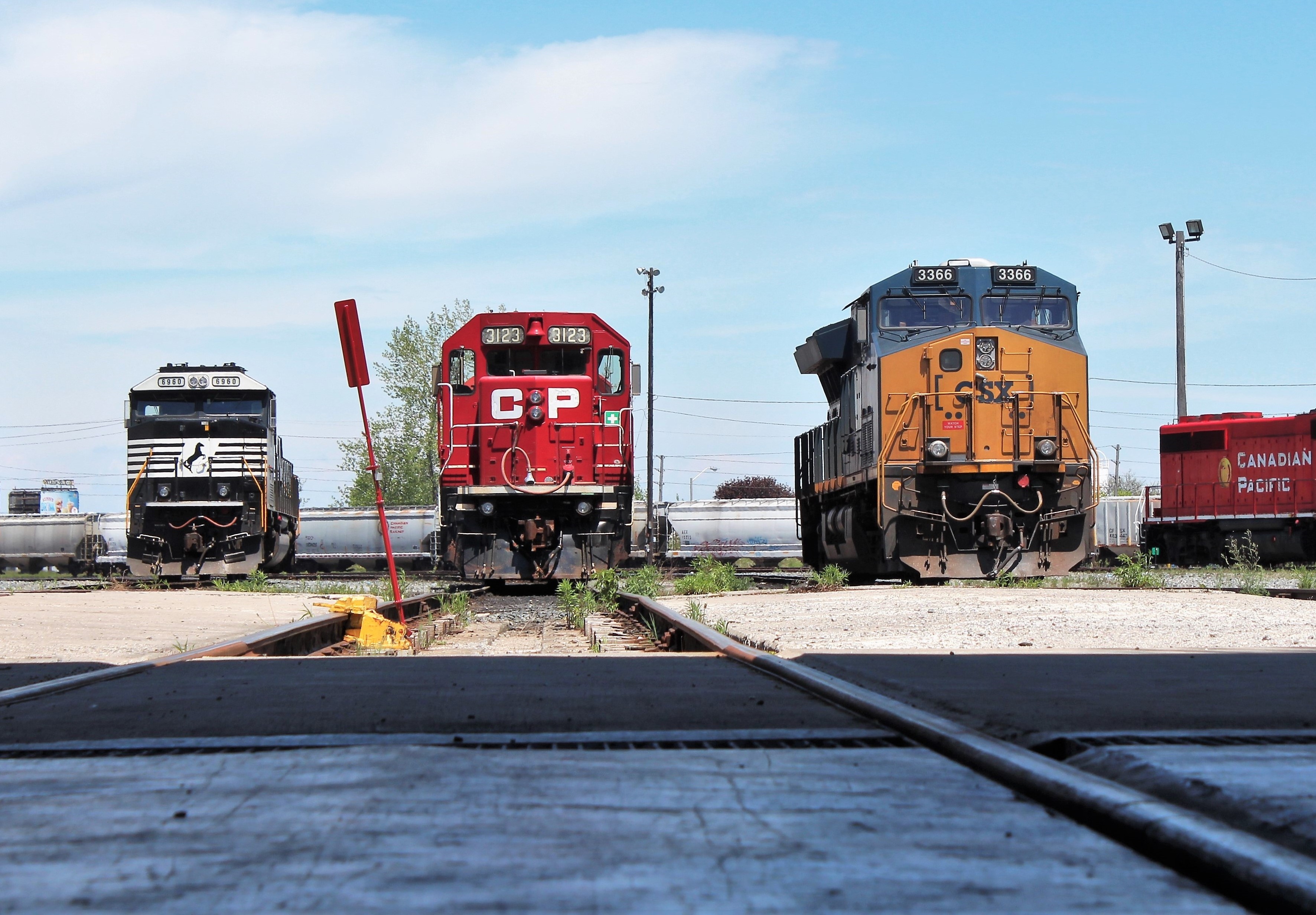 Railpictures.ca - Paul Santos Photo: Norfolk Southern SD60E 6960 and CSX ET44AH 3366 sandwich ...