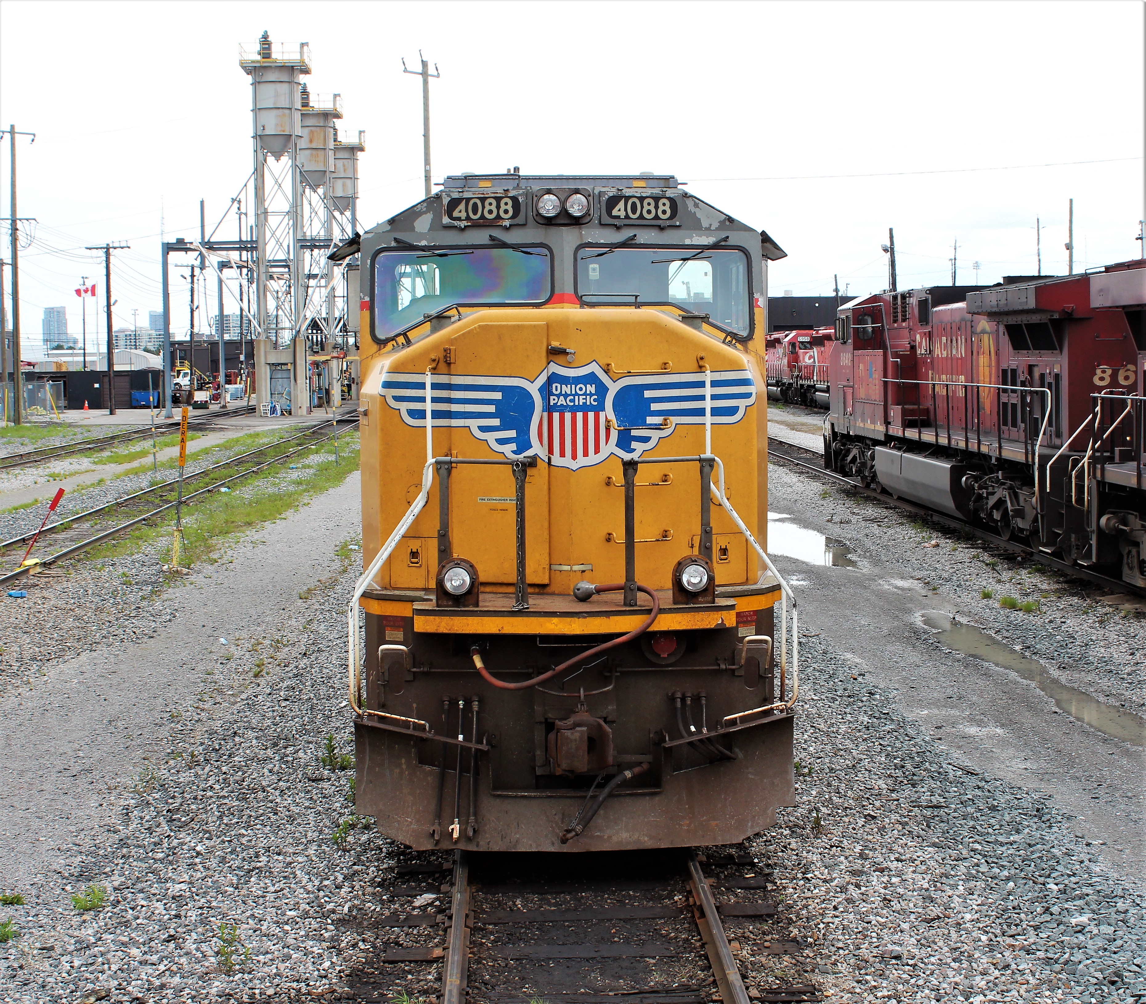 Railpictures.ca - Paul Santos Photo: A millennium baby born in 2000, UP SD70M is waiting to go ...