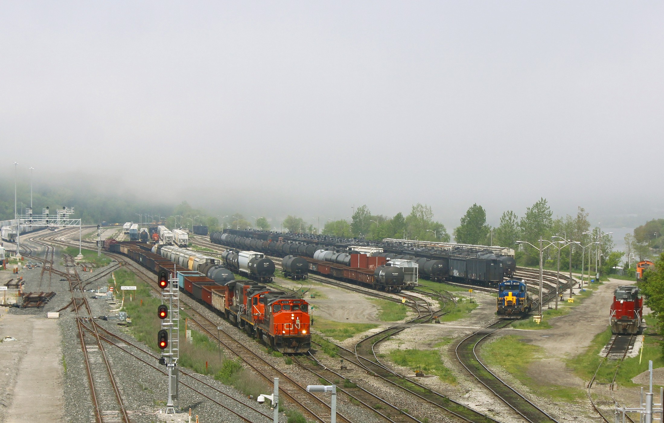 Railpictures.ca - Mark MacCauley Photo: CN 550 is sitting on the connecting track at Hamilton ...