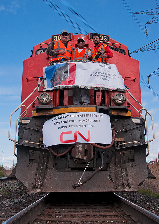 Railpictures.ca - Michael Da Costa Photo: We all pose for the camera to document the last run ...