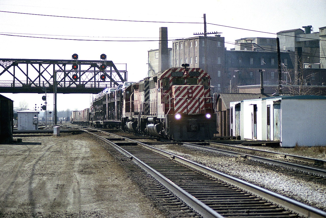 Railpictures.ca - A.W.Mooney Photo: CP 5502 and 5553 power a train out of the confines of the ...