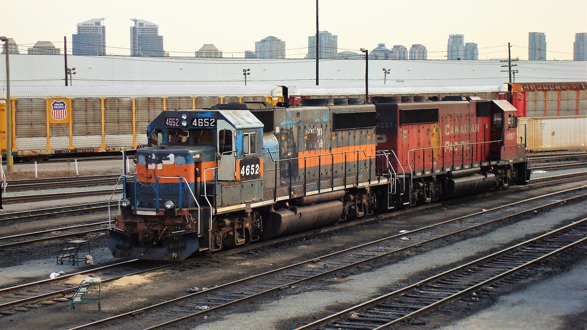 Railpictures.ca - Paul Santos Photo: A pair of GP40-2′s that were powering the “Oshawa Turn” are ...