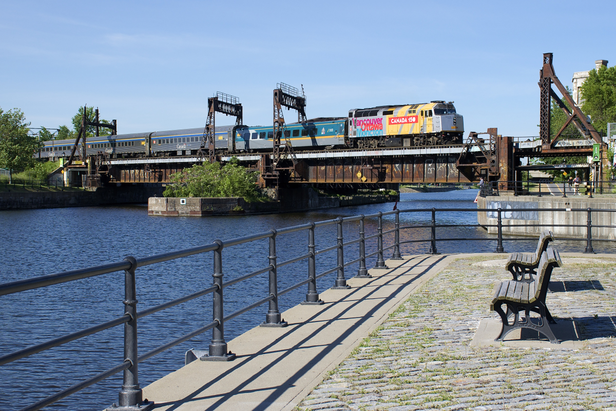 Railpictures.ca - Michael Berry Photo: Wrapped VIA 6437 leads a slightly late VIA 22 over the ...