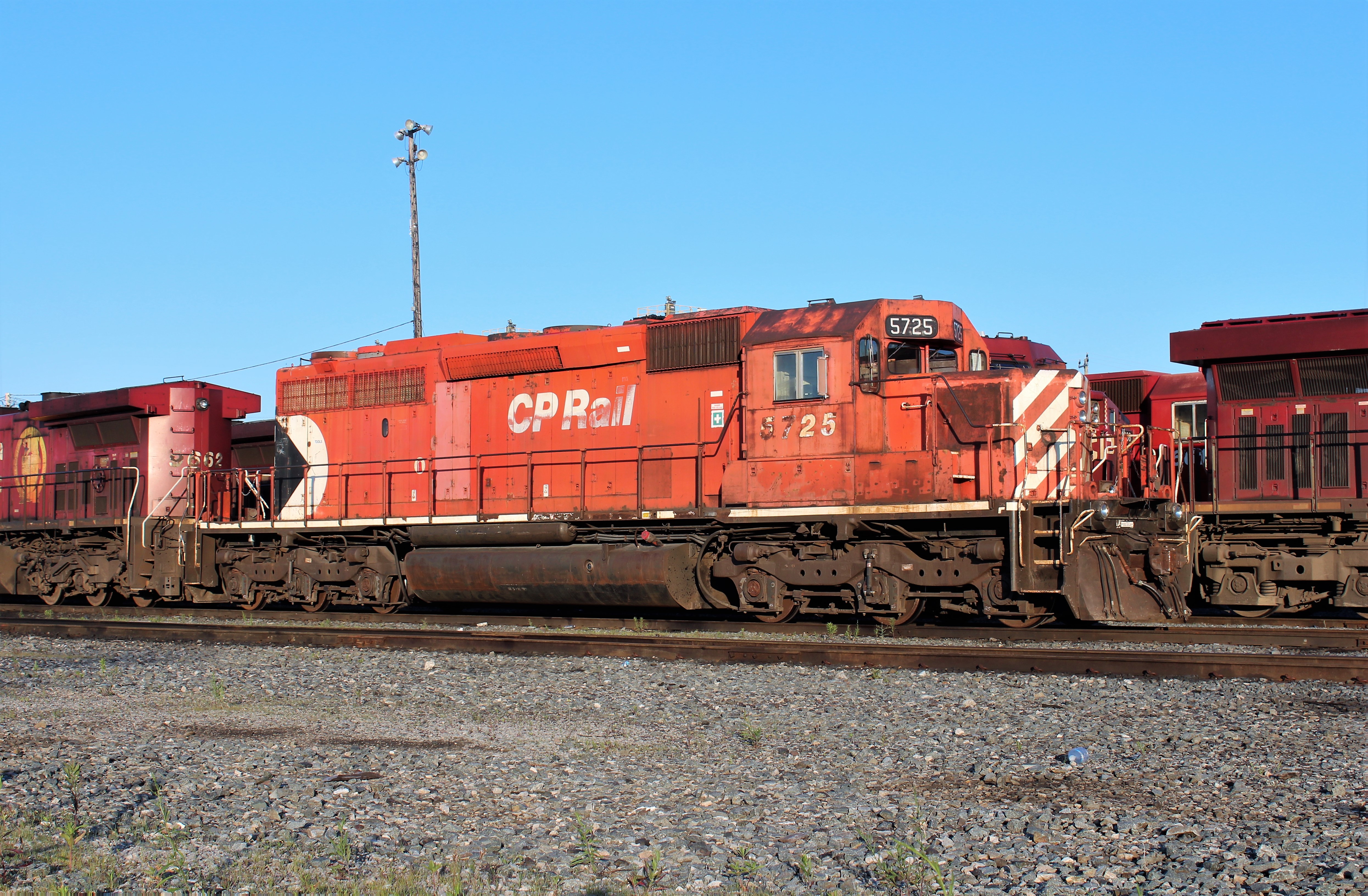Railpictures.ca - Paul Santos Photo: Still proudly displaying it’s “Multimark” CP Rail 5725 ...