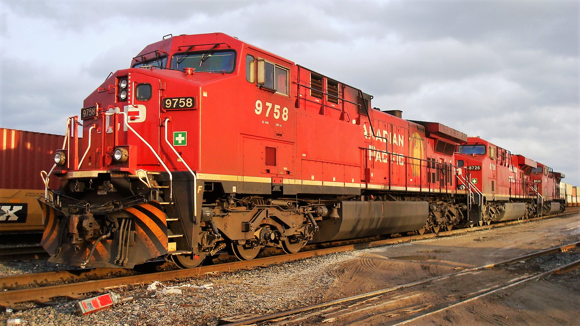 Railpictures.ca - Paul Santos Photo: Ex movie star CP 9758 still has it’s striped pilot after ...