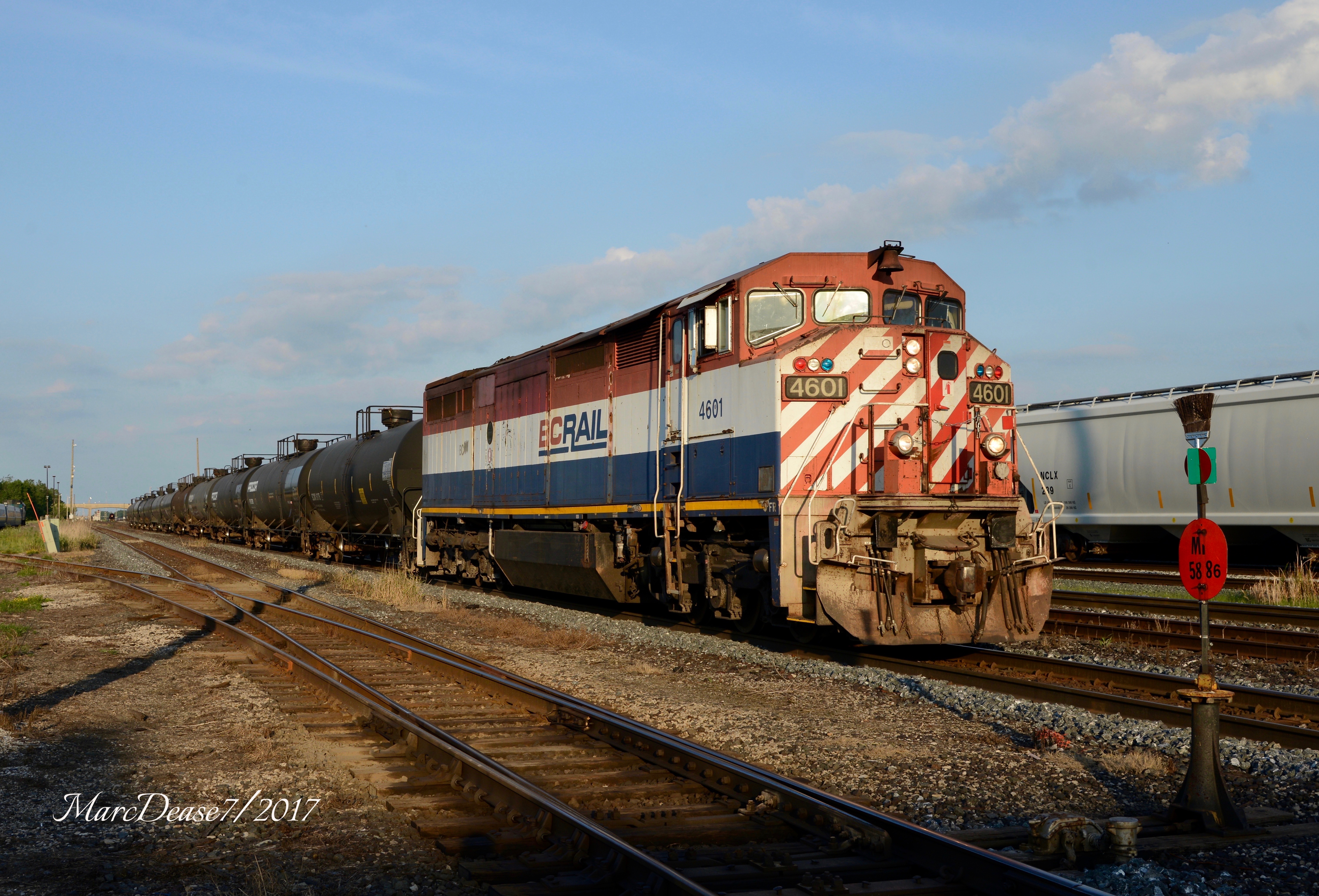 Railpictures.ca - Marc Dease Photo: Finally a BCOL leader and a relatively clean one at that ...