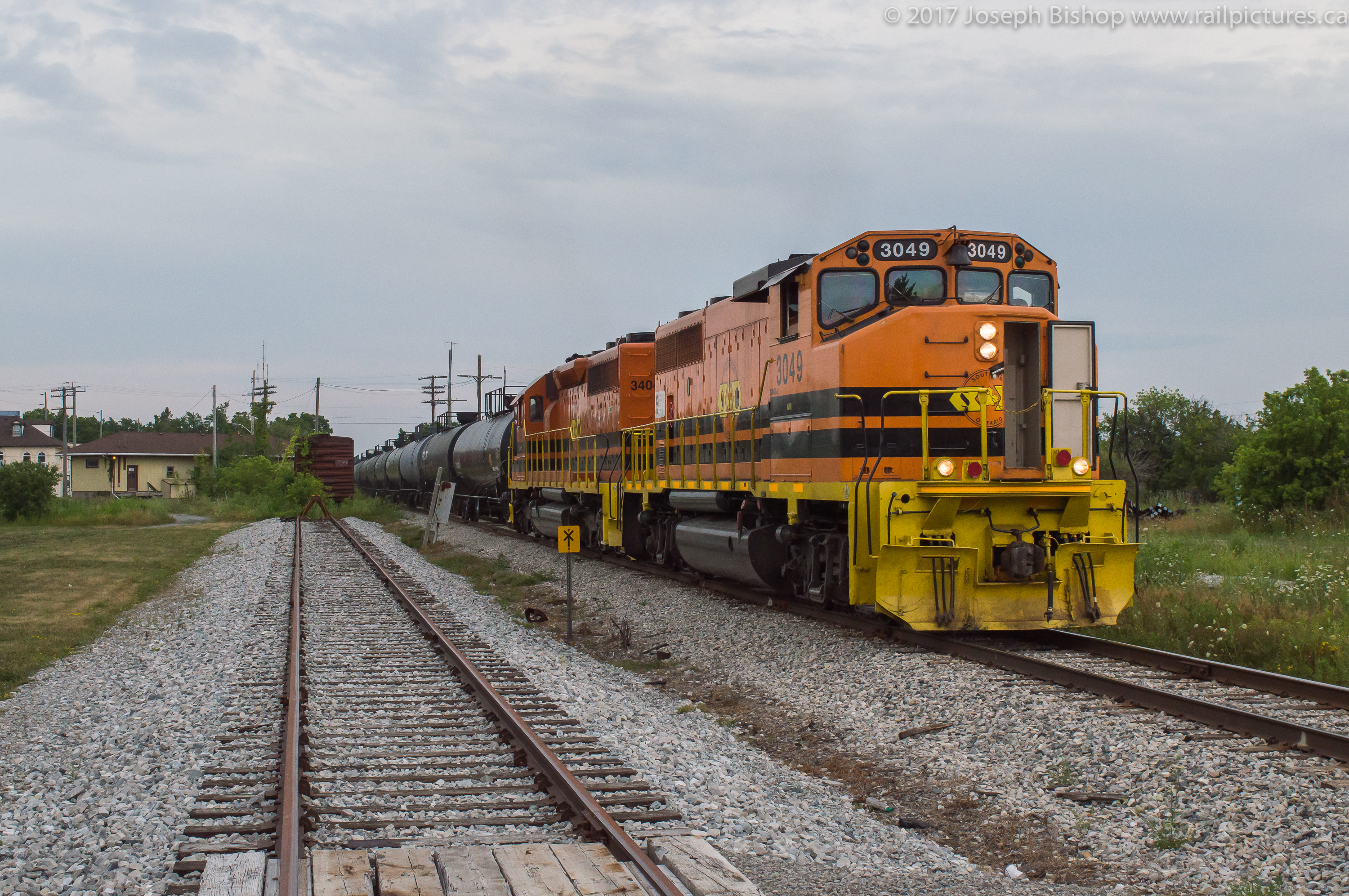Railpictures.ca - Joseph Bishop Photo: Taken almost one year ago, RLHH 3049 and RLHH 3404 lead ...