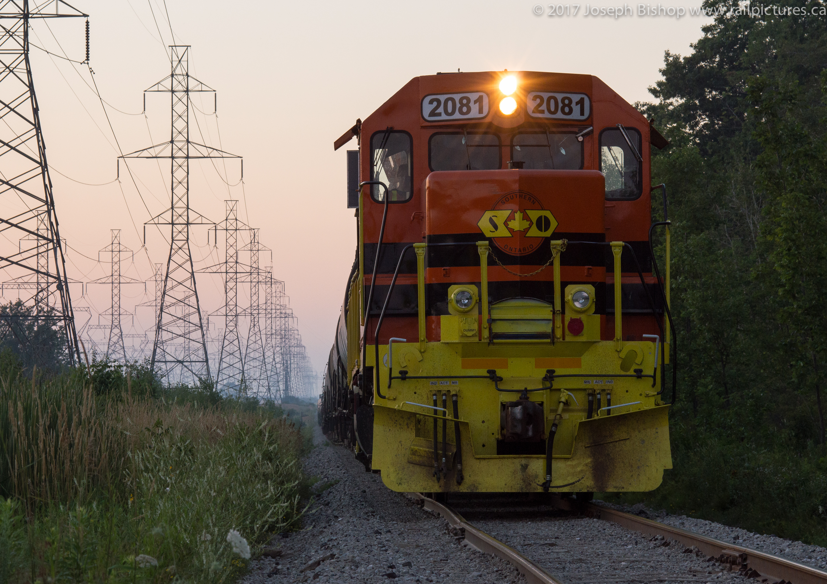 Railpictures.ca - Joseph Bishop Photo: It is just before 9pm and RLHH 2081 is just coupling on ...