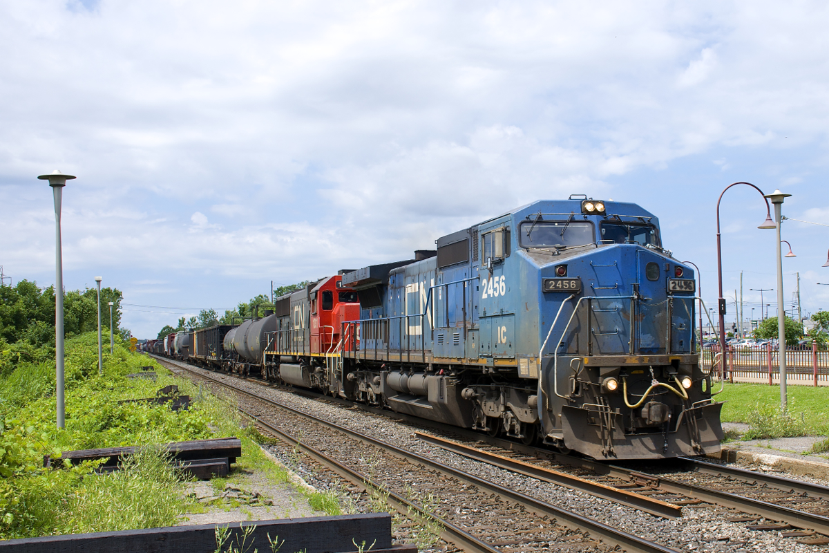 Railpictures.ca - Michael Berry Photo: CN 368 has Illinois Central units in two paint schemes ...